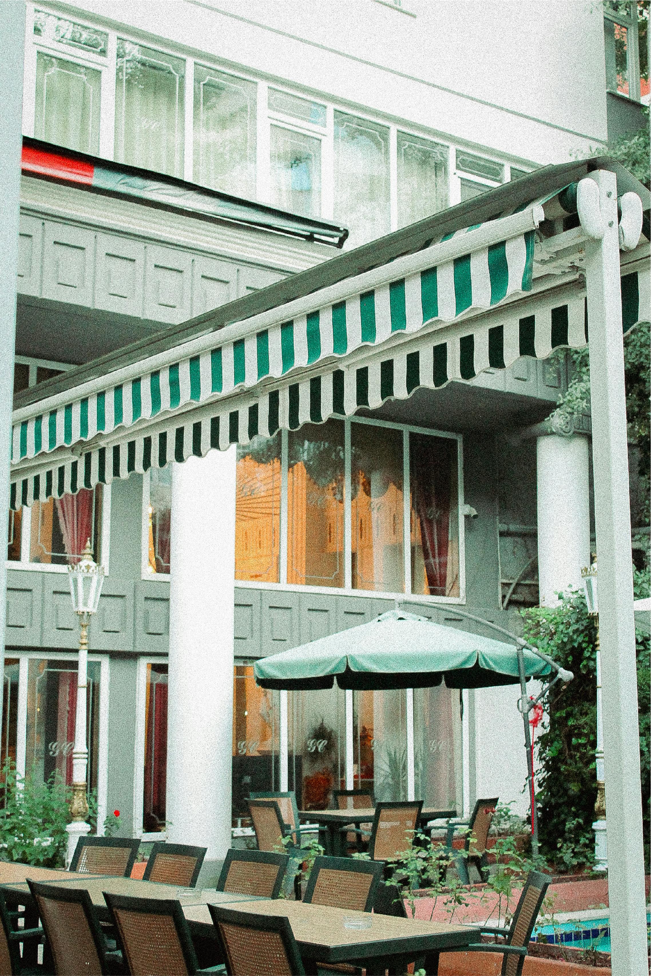 Street view of a coffee terrace with tables and chairs · Free Stock Photo