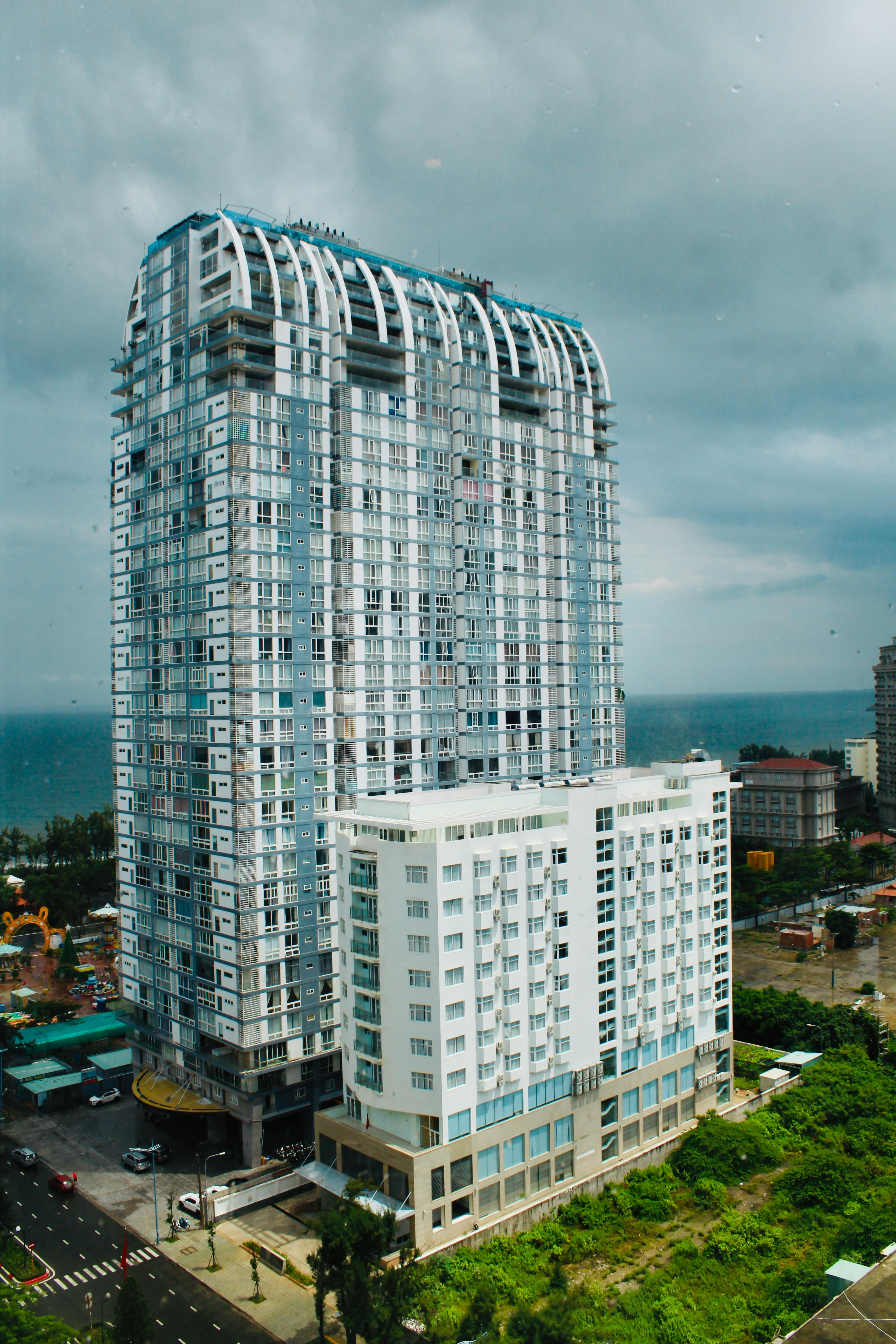 Skyscraper near Water on Sunset · Free Stock Photo