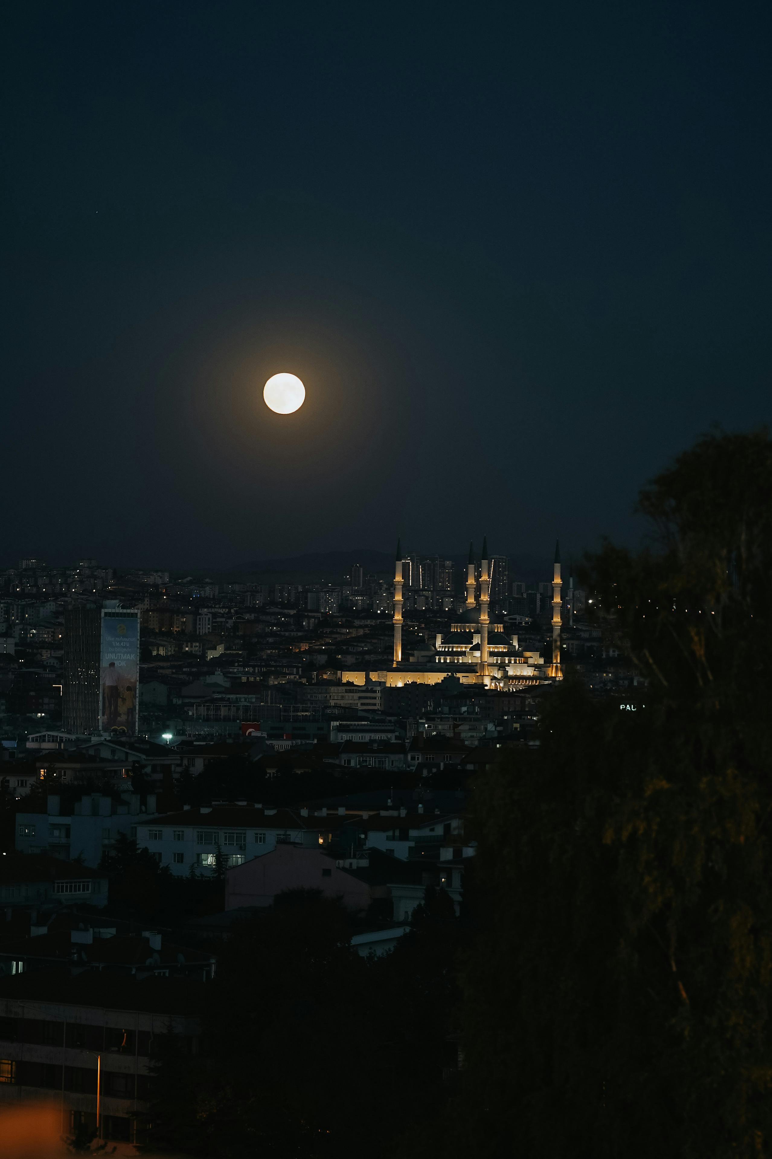 Full Moon over the City at Night · Free Stock Photo