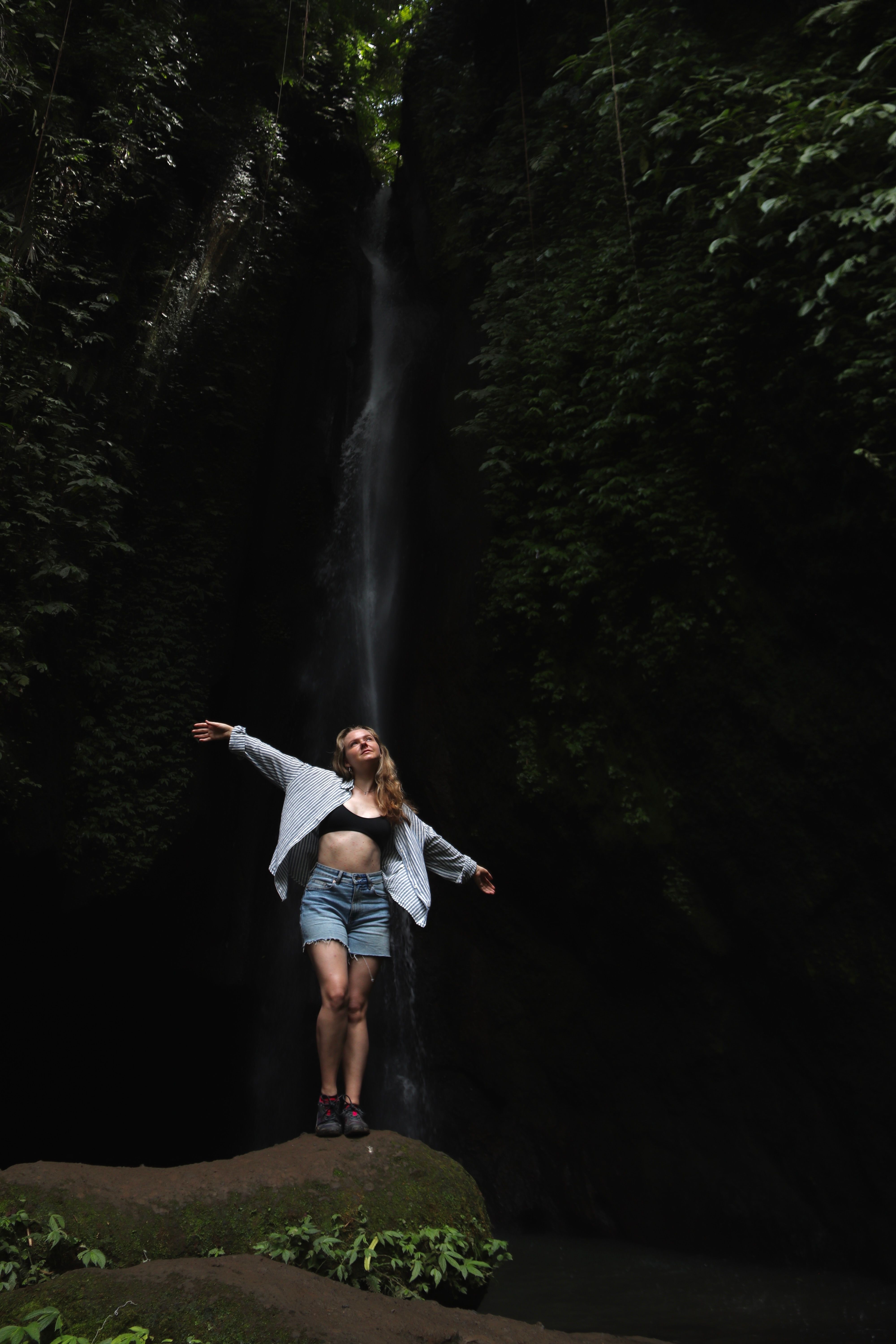 Lady at leke leke, posing model at waterfall · Free Stock Photo