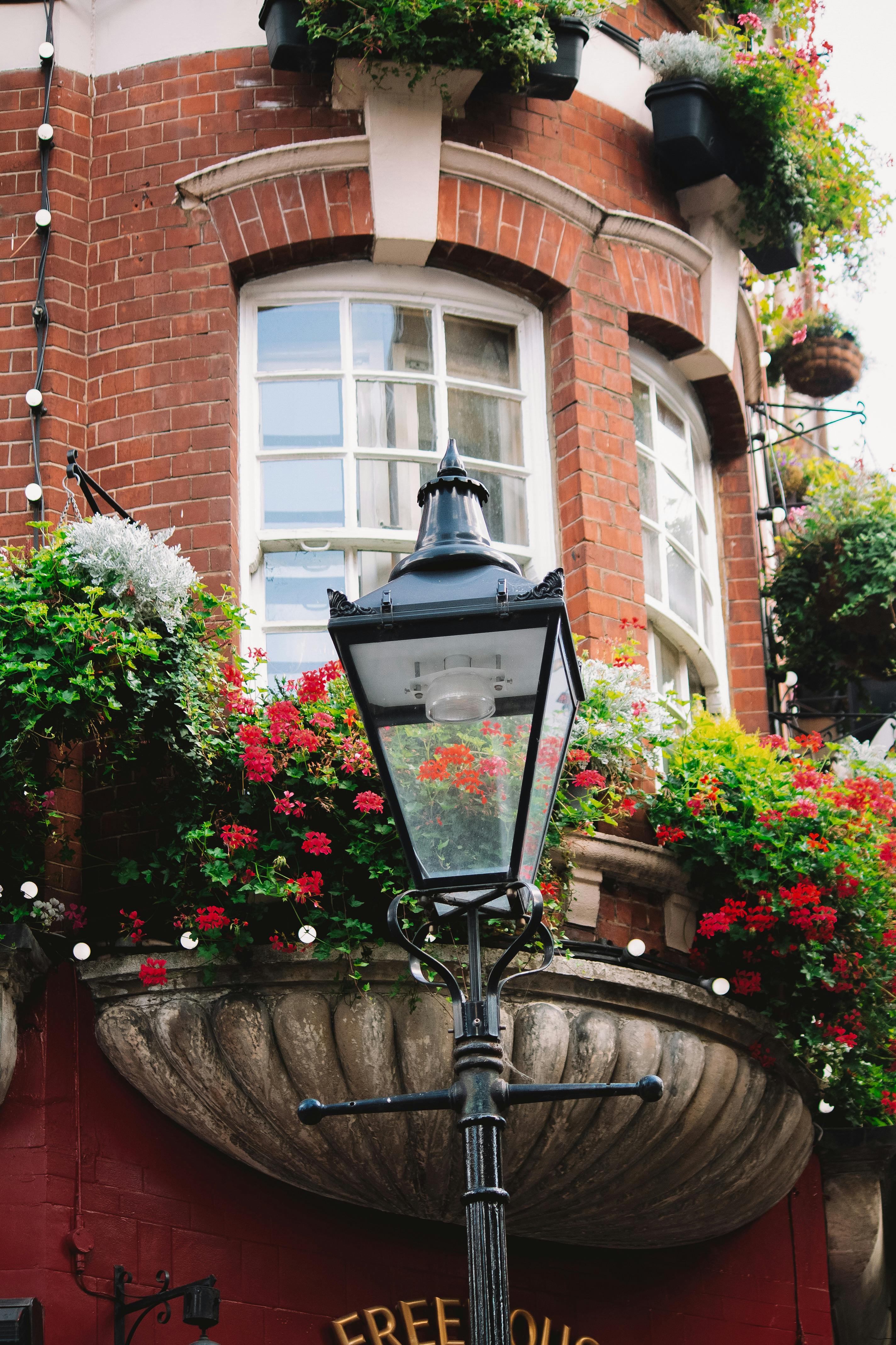Old-fashioned Urban Lamp Post · Free Stock Photo