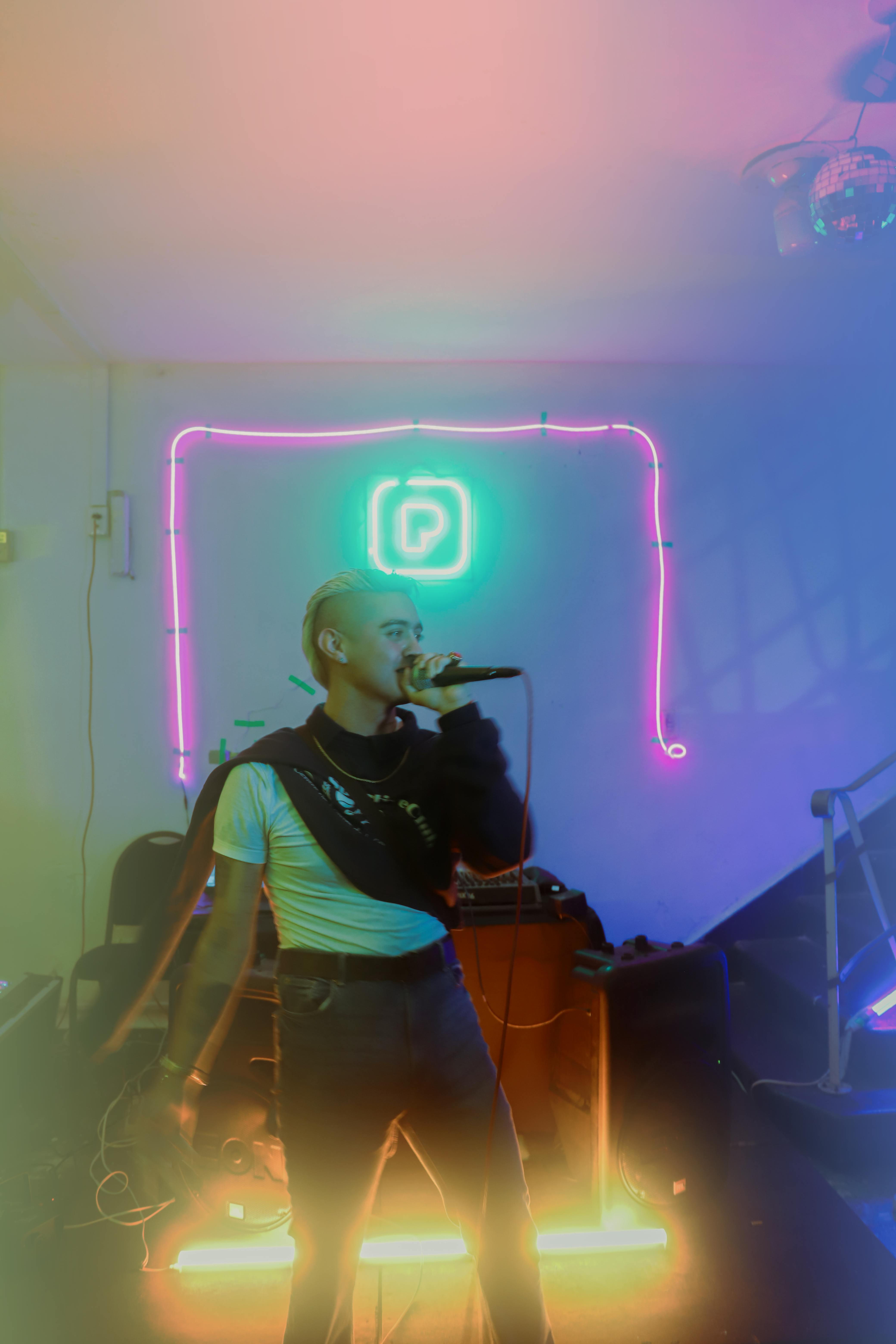 Lager Singer Photos, Download The BEST Free Lager Singer Stock Photos ...