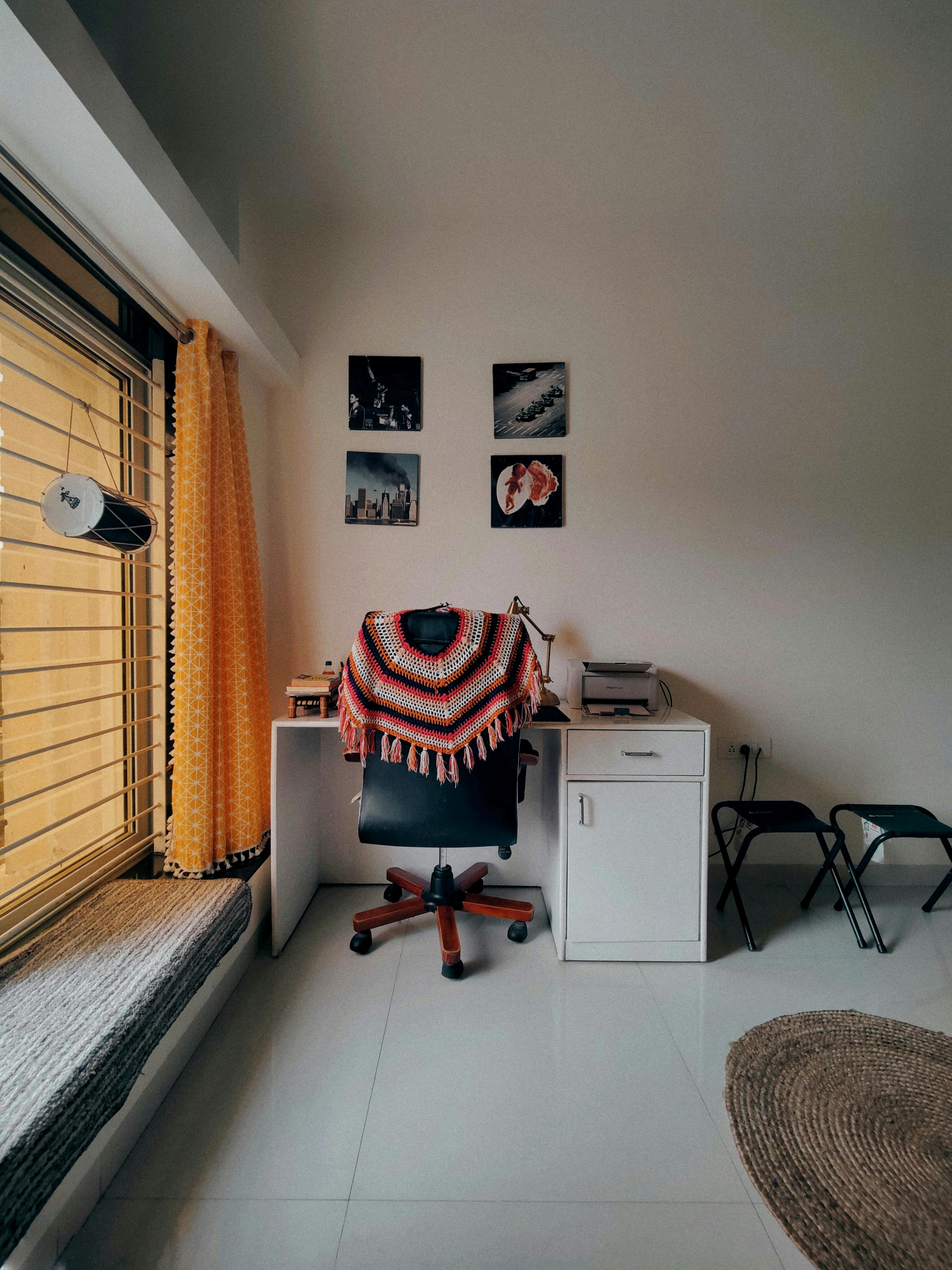 Desk in the Room · Free Stock Photo