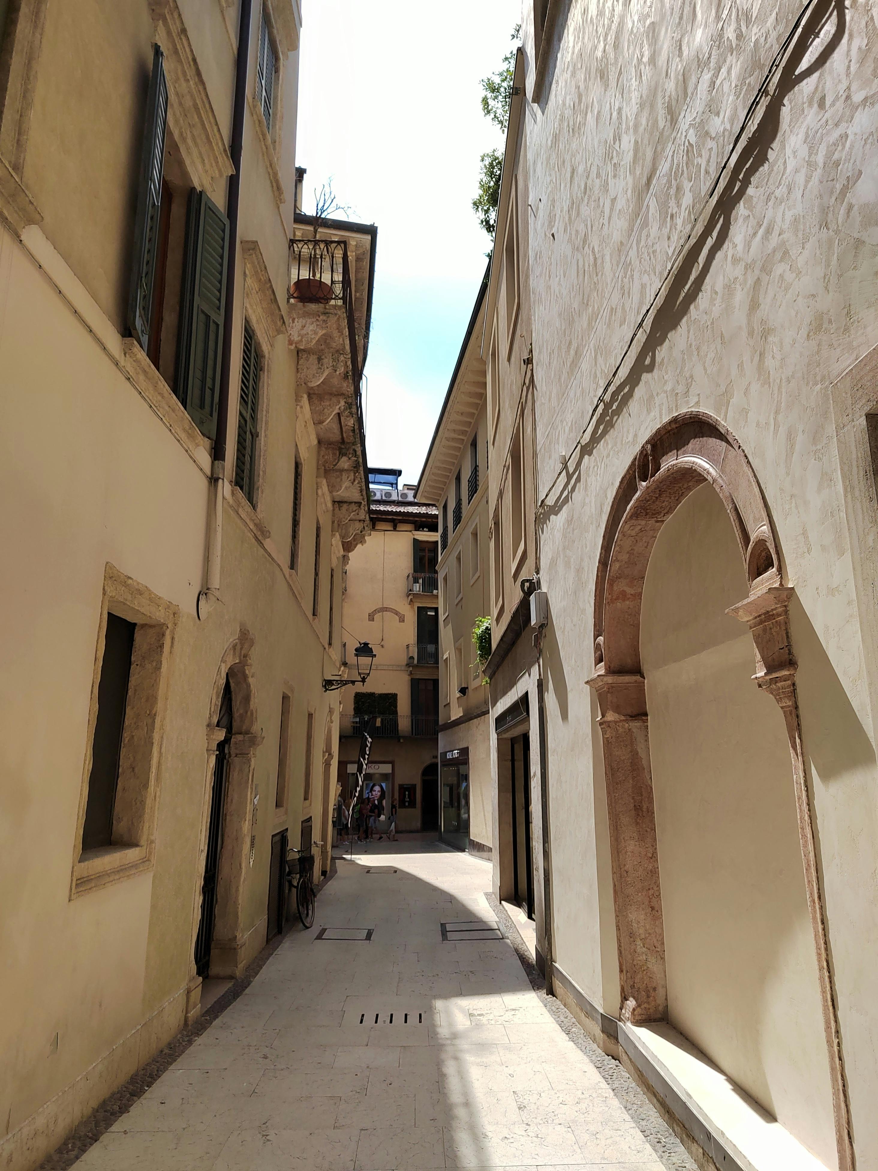 Narrow Italian Alley in the Daylight · Free Stock Photo
