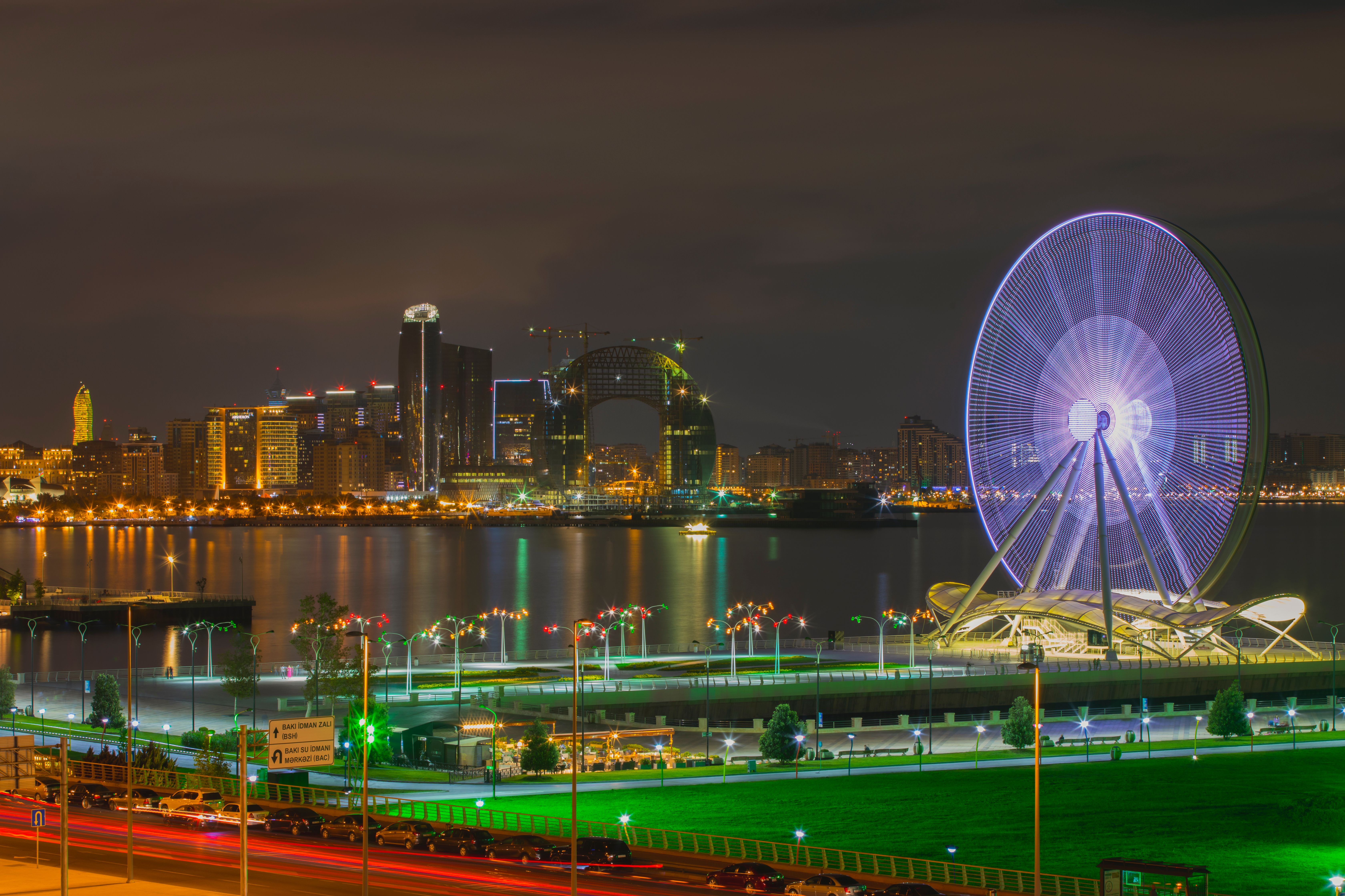 A city skyline with a ferris wheel in the foreground · Free Stock Photo