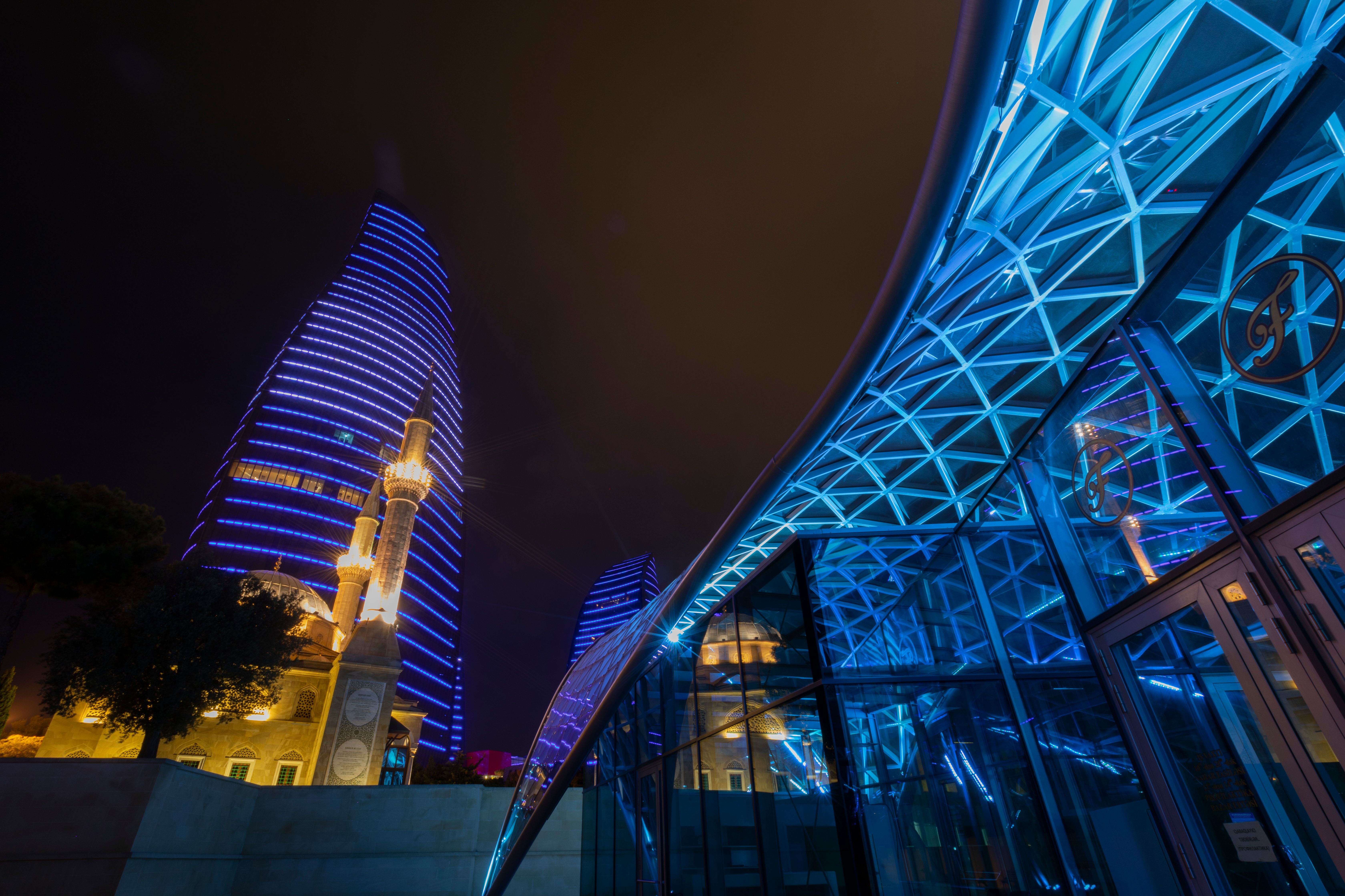 The blue light is shining on the building · Free Stock Photo