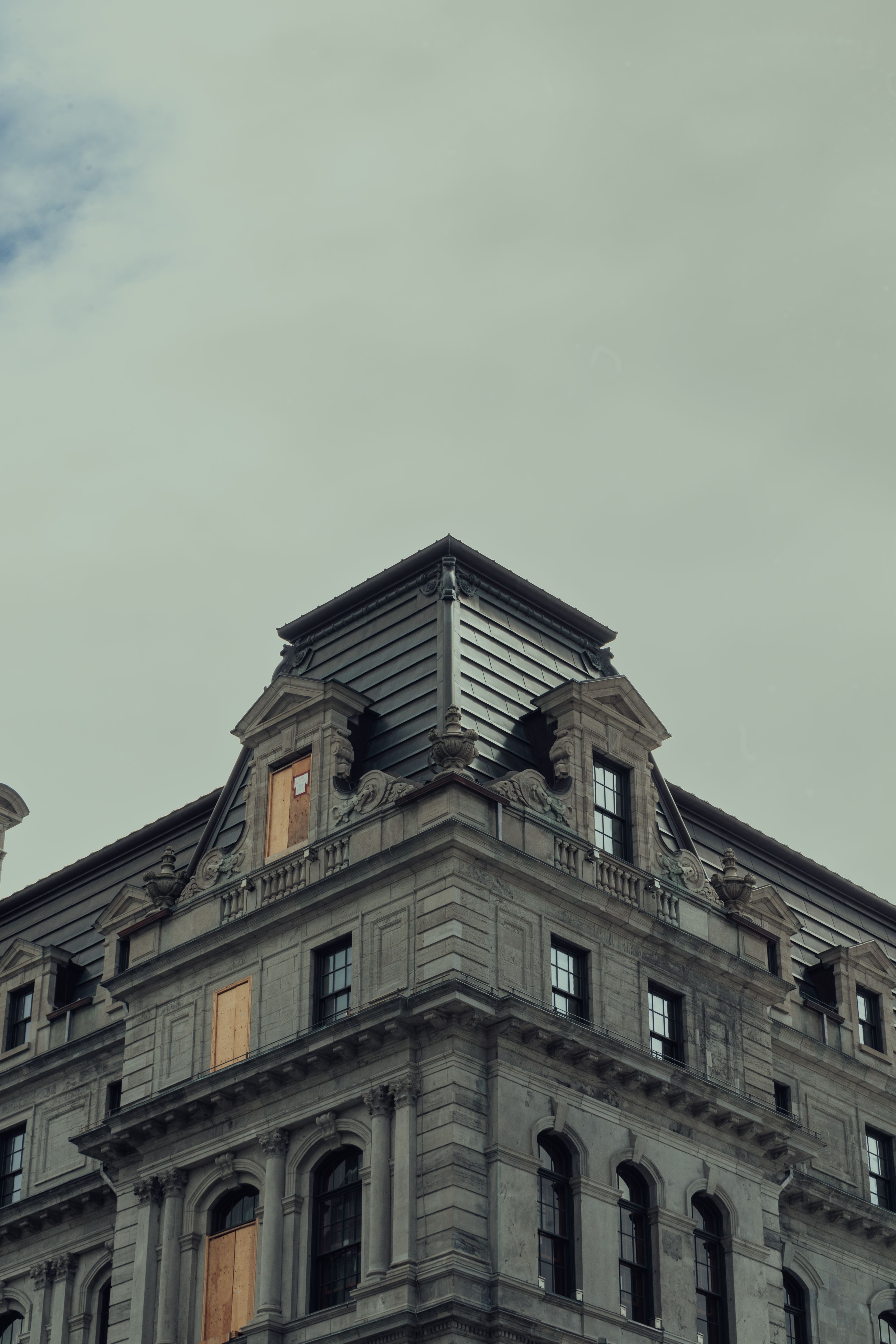 Corner of Building in Black and White · Free Stock Photo