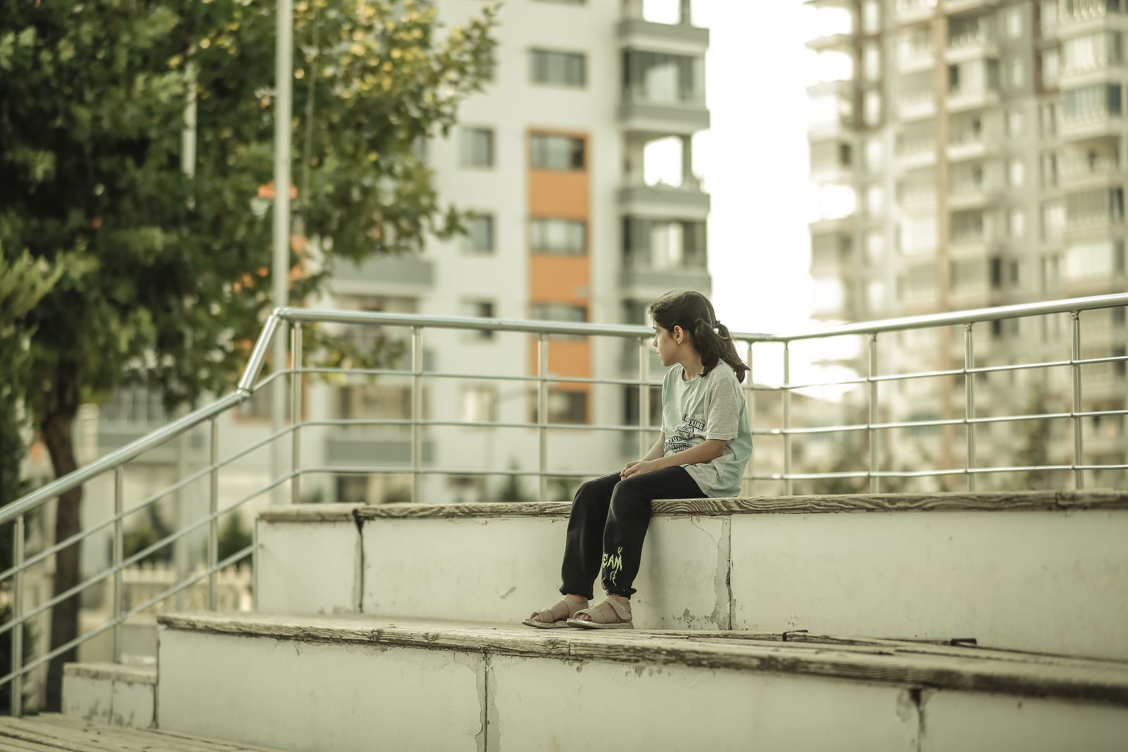 Girl Sitting Photos, Download The BEST Free Girl Sitting Stock Photos ...