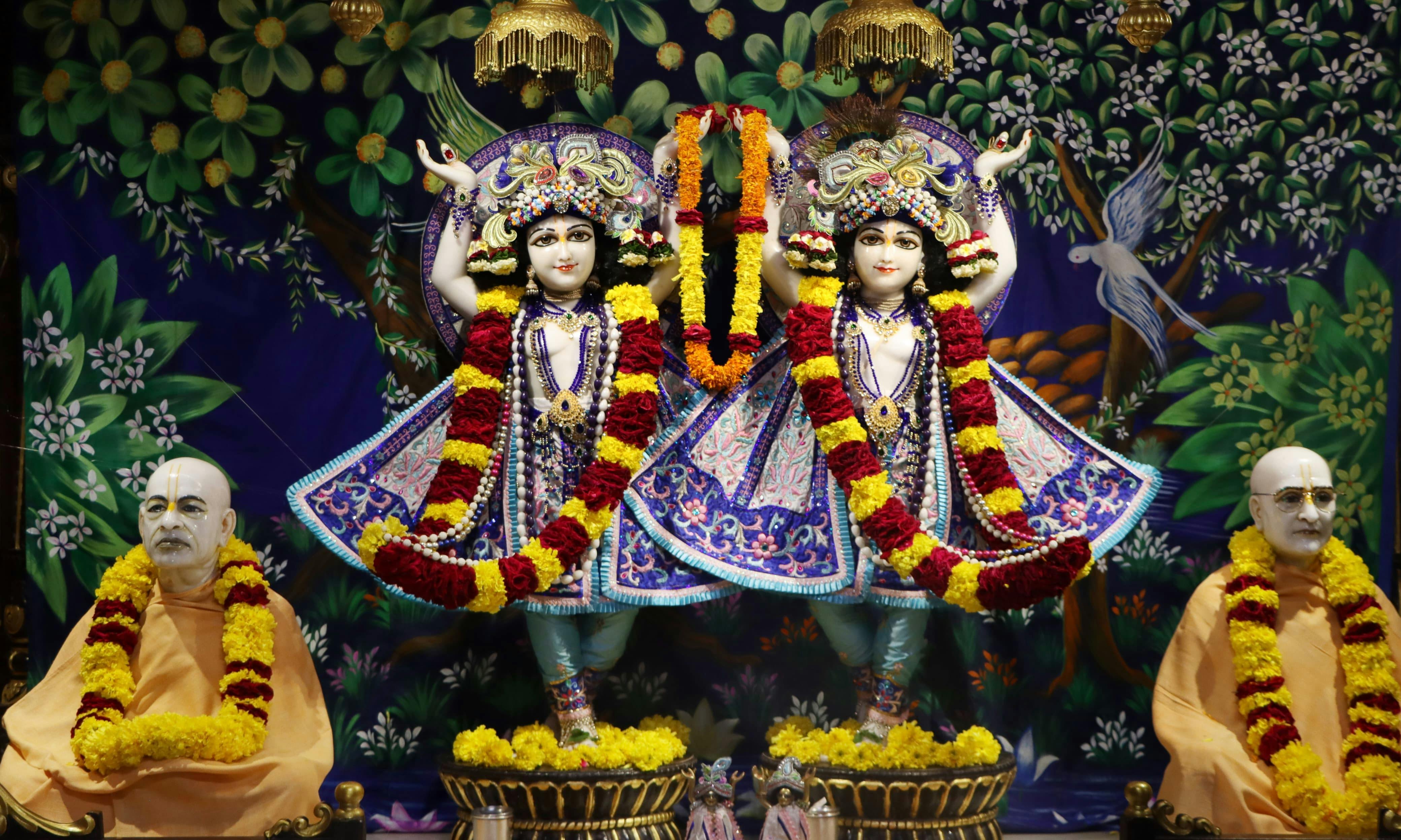 Hindu Figurines Decorated with Flowers · Free Stock Photo