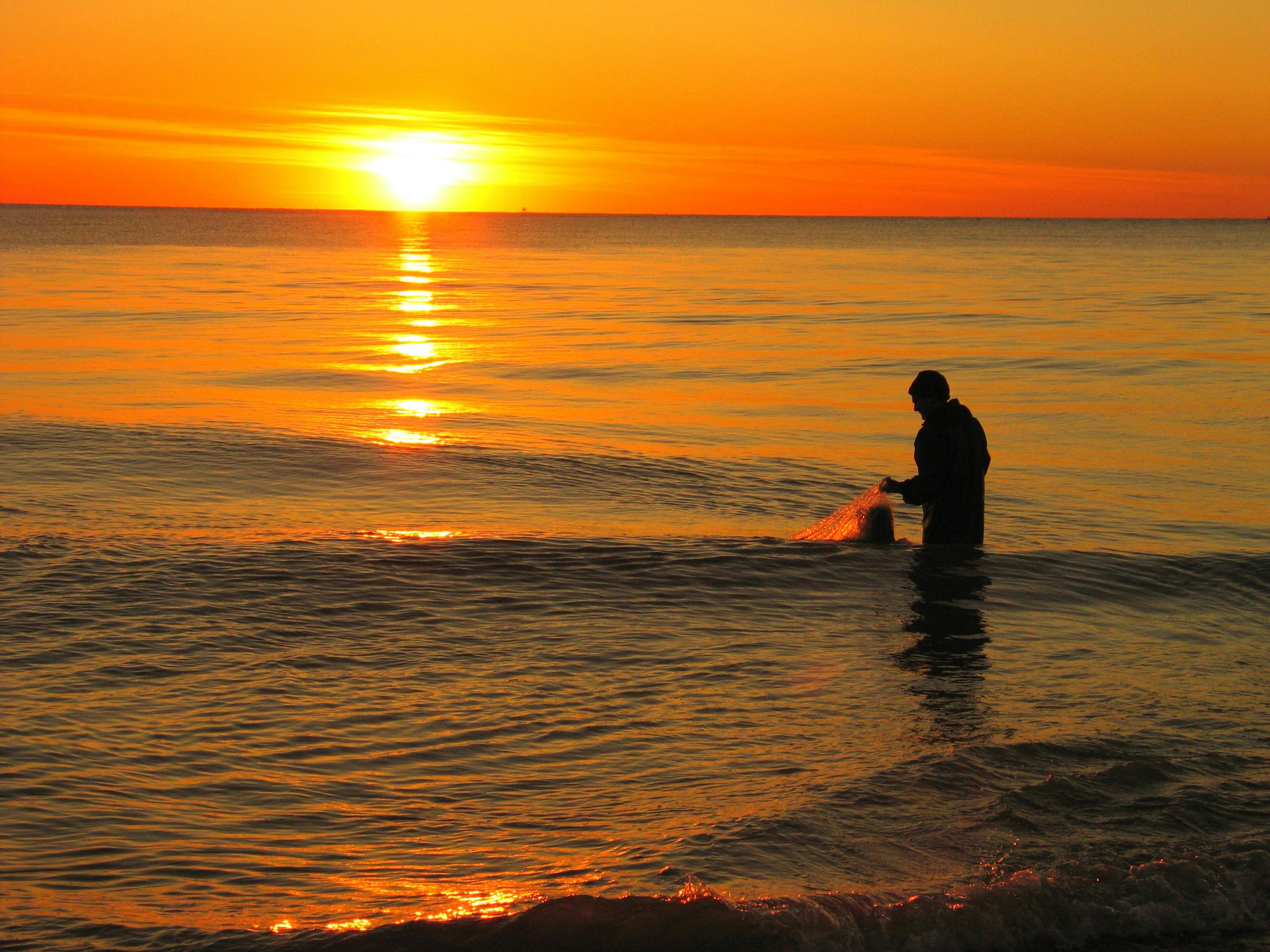 Silueta De Un Hombre De Pie En El Agua Del Mar Al Atardecer · Foto de ...