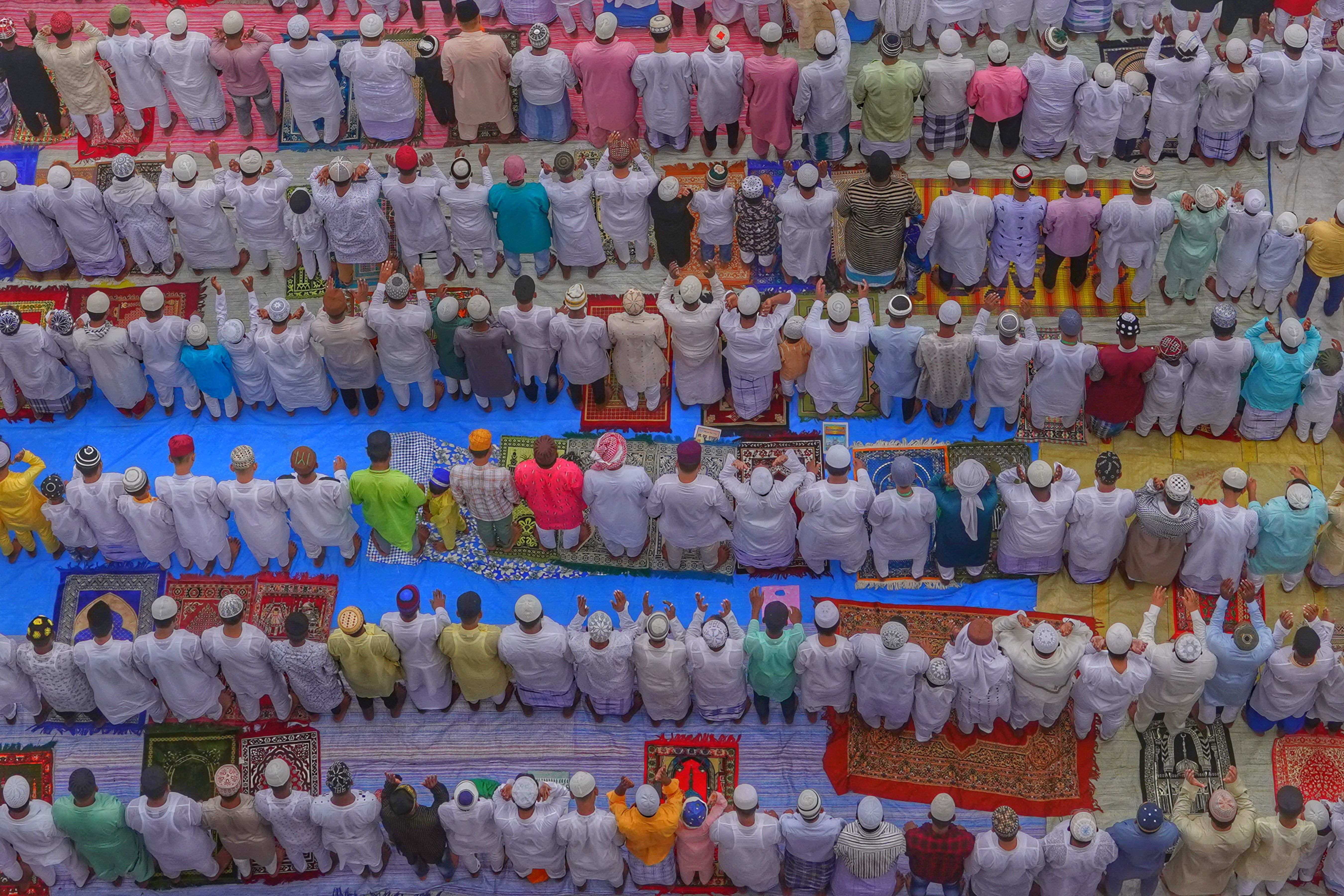 Aerial View Of Muslims Praying In Congregation Photos, Download The ...