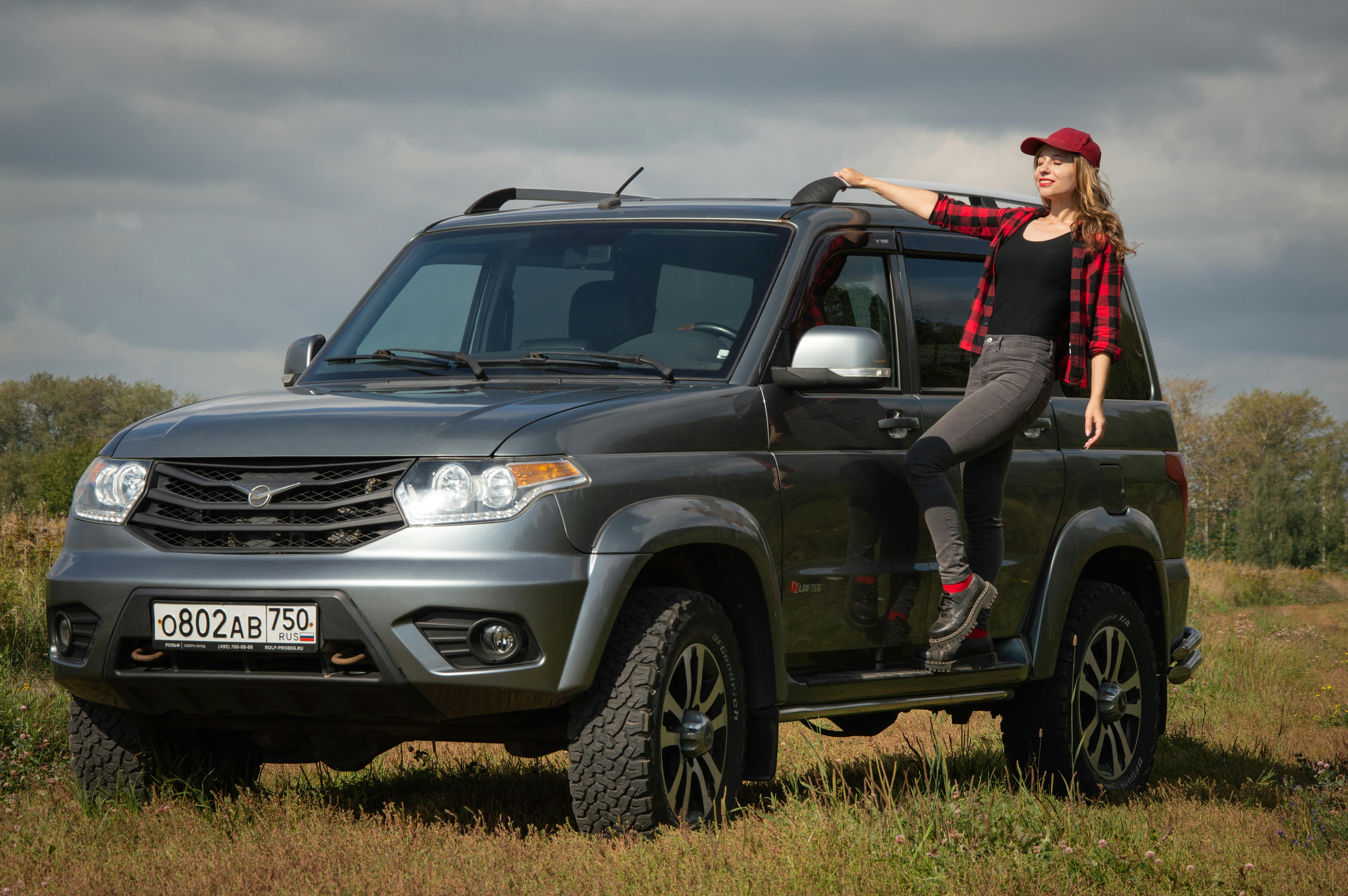 UAZ Patriot on Grassland under Fog · Free Stock Photo