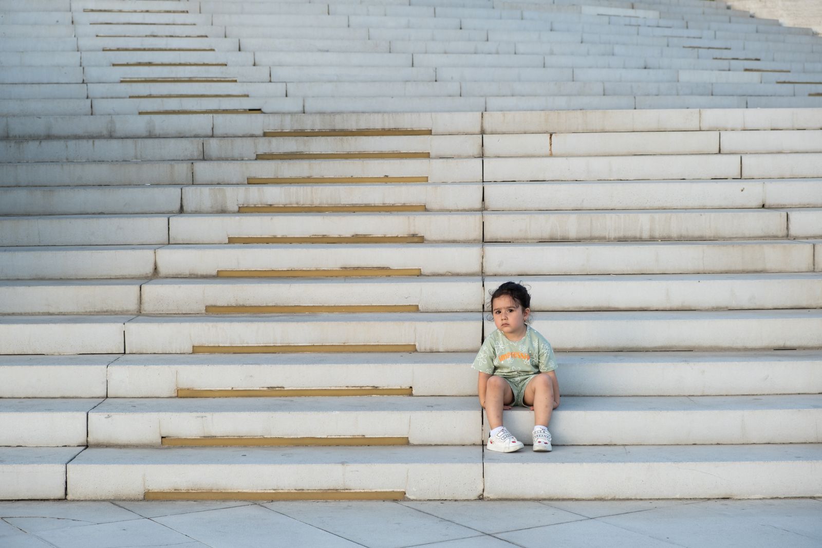 Child Sitting On Steps Photos, Download The BEST Free Child Sitting On ...