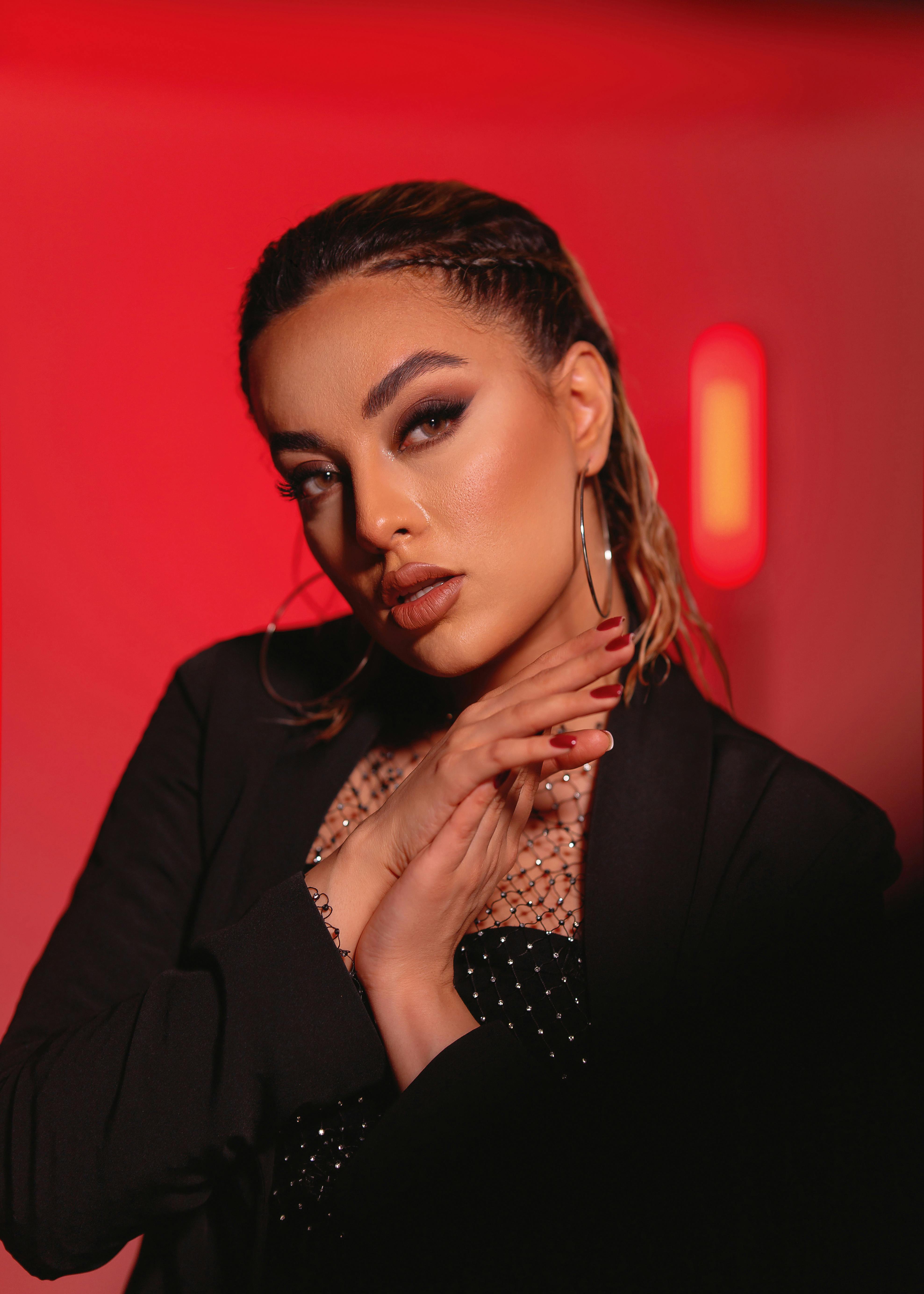 Siri Model Photos, Download The BEST Free Siri Model Stock Photos & HD ...