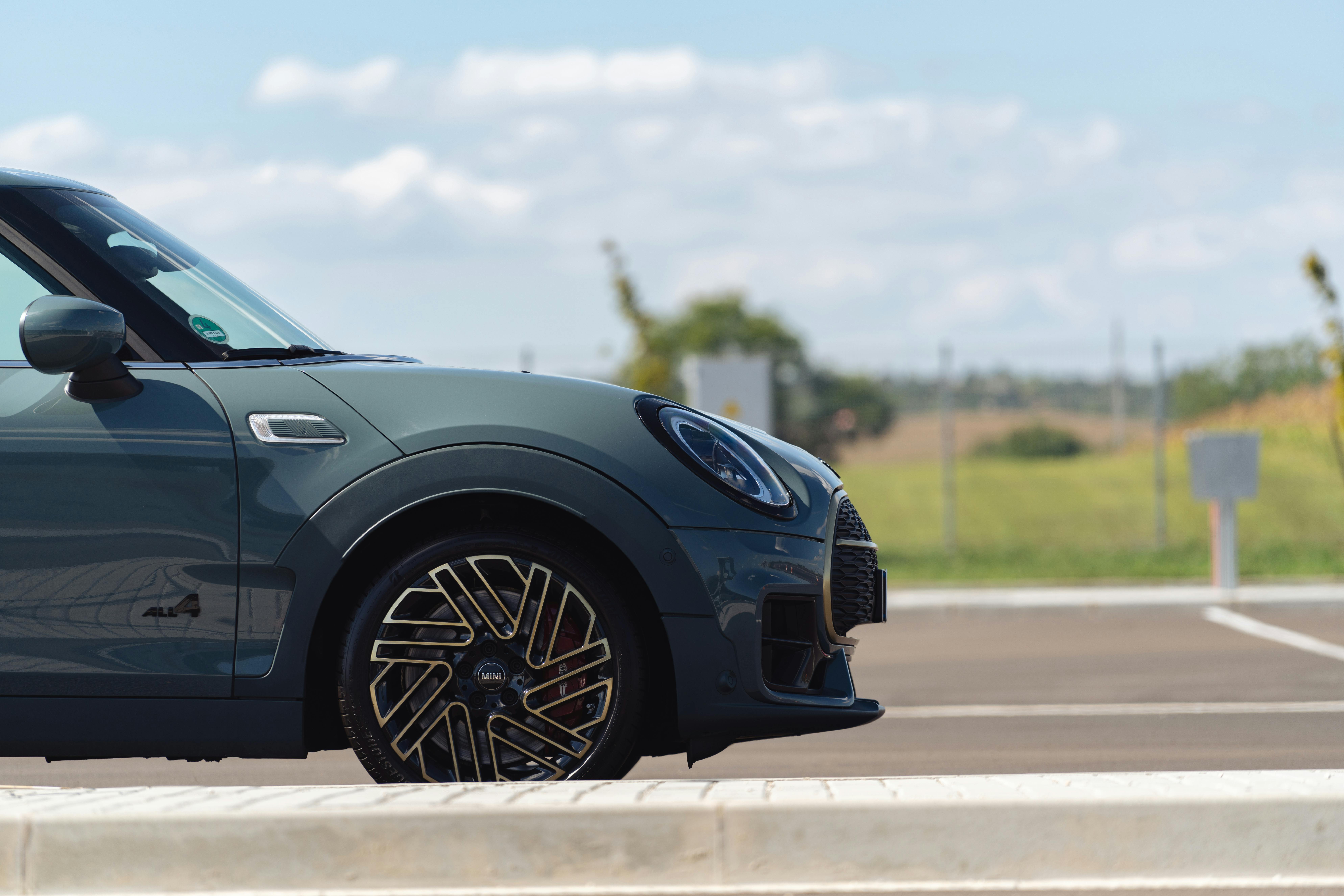 Mini Cooper on Grid · Free Stock Photo