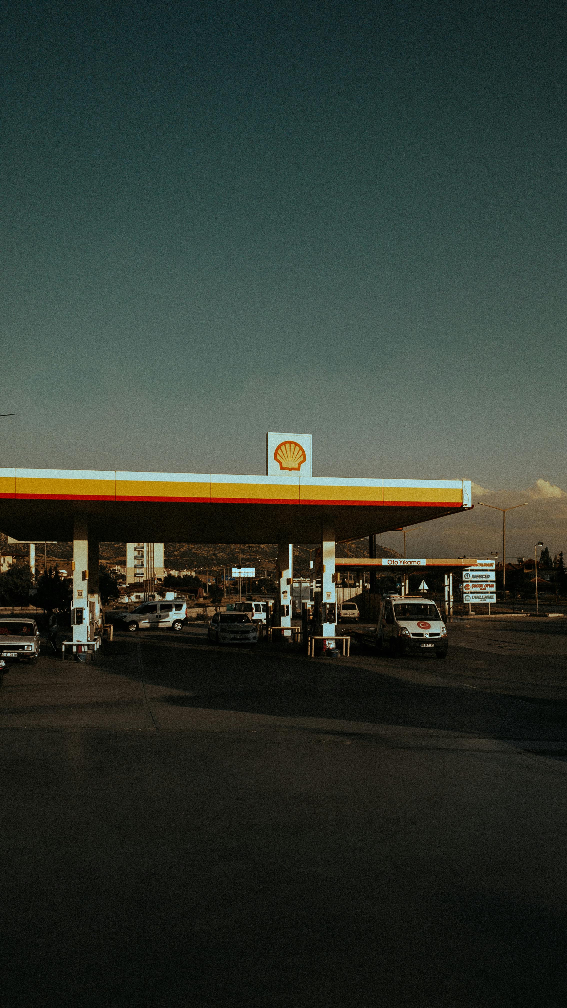 Cars at Shell Gas Station · Free Stock Photo