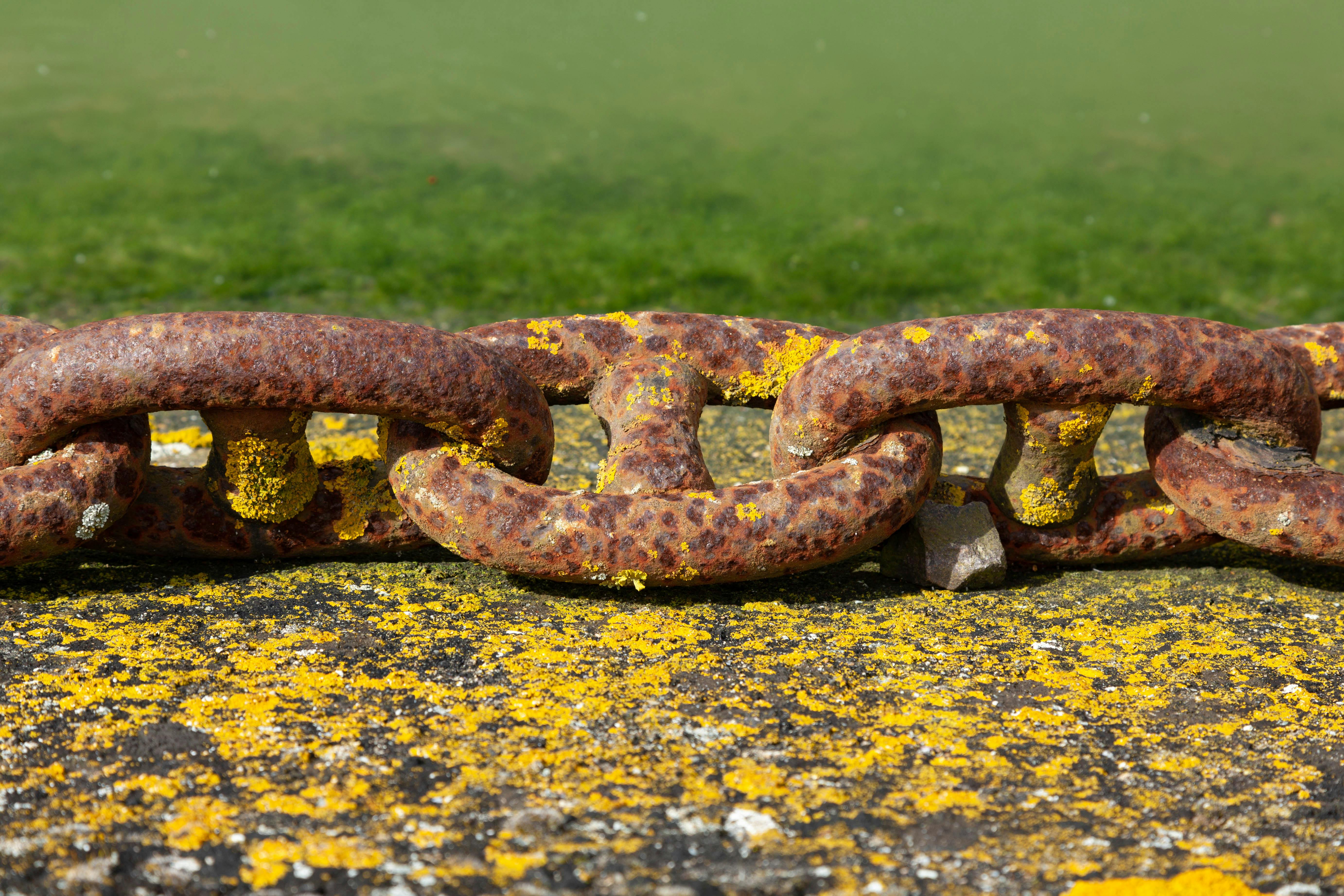 Rusty Chain on Ground · Free Stock Photo