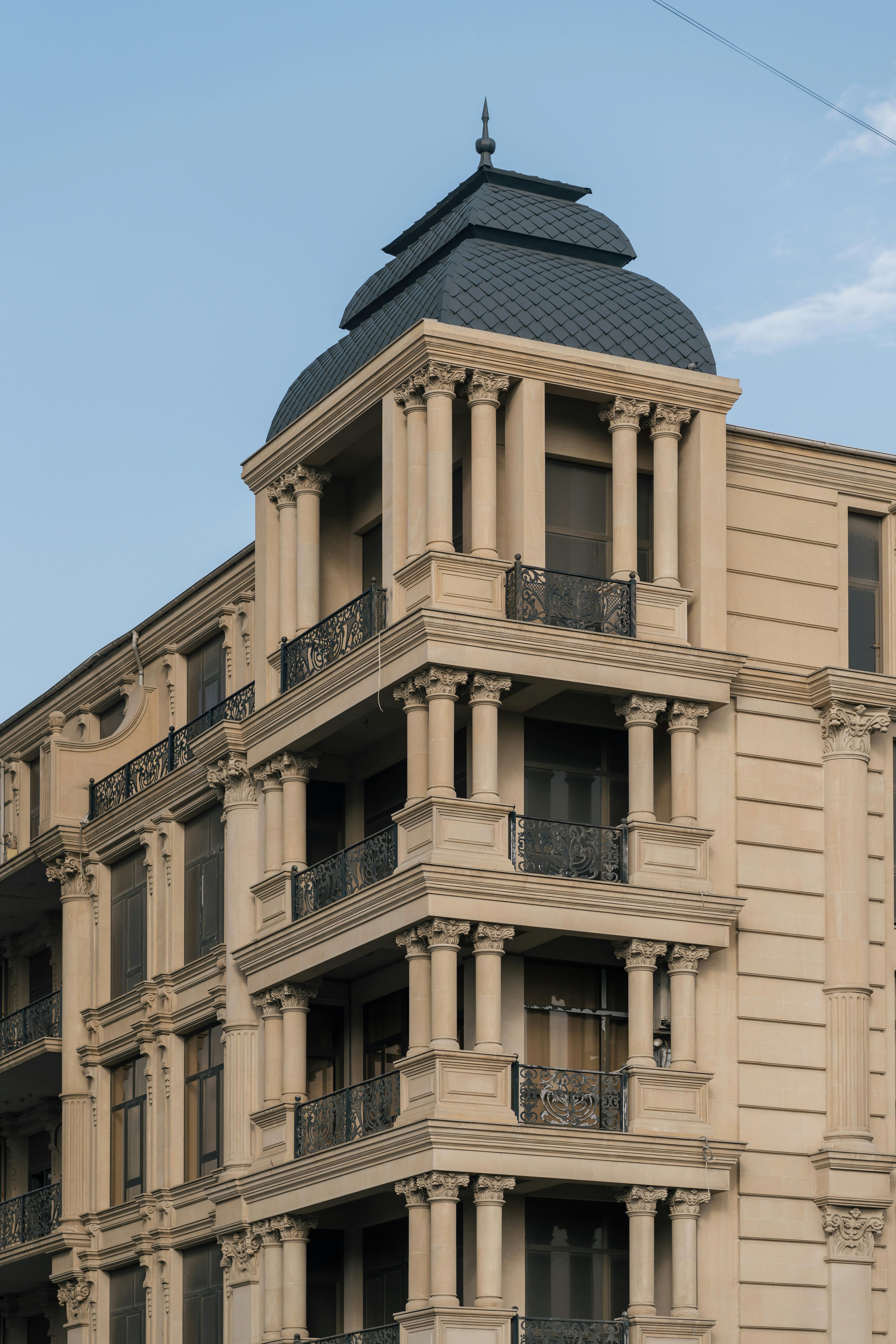 Corner of Building in City · Free Stock Photo