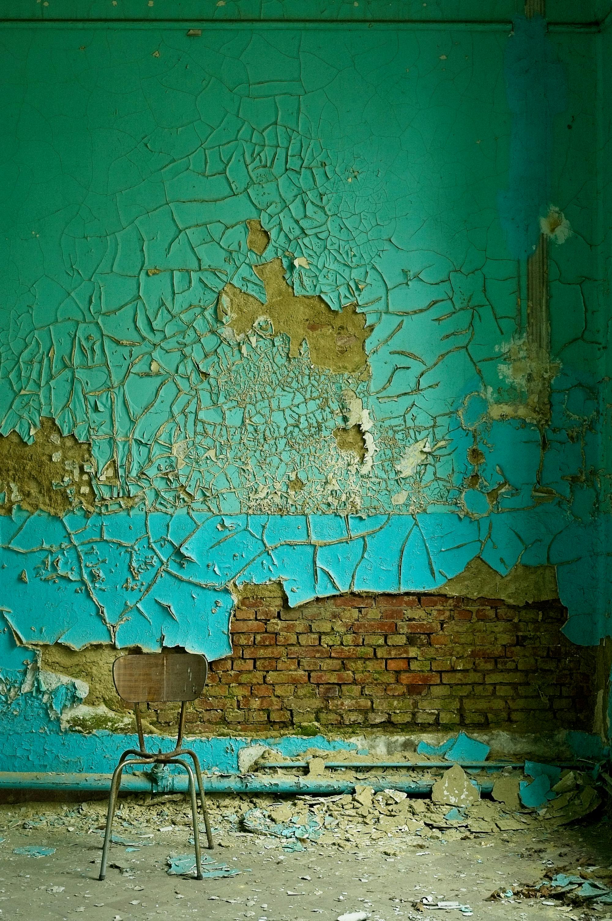 Destroyed Chair and Cracked Wall · Free Stock Photo