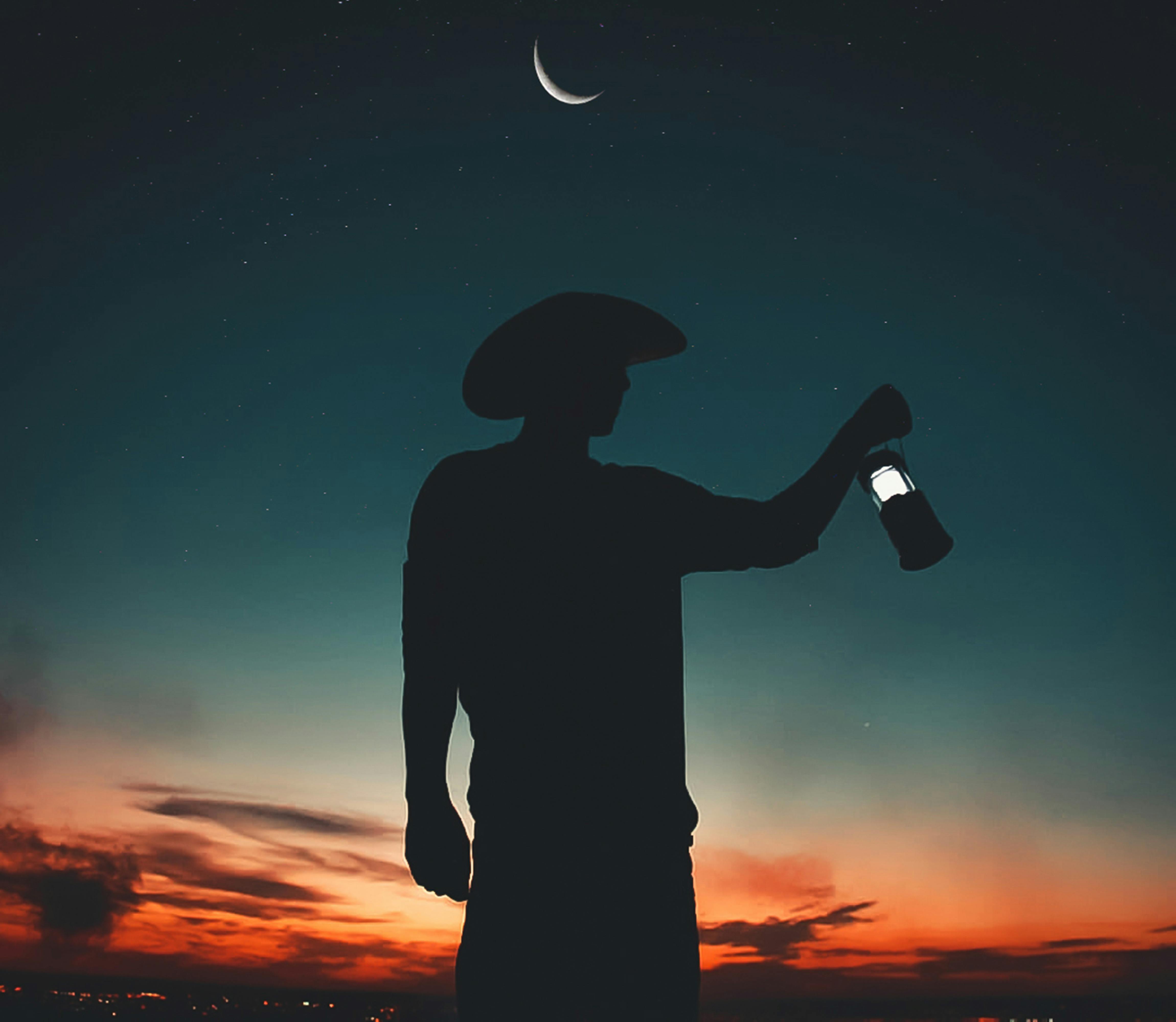 Zdjęcie Sylwetka Człowieka Trzymającego światło Latarni · Darmowe ...