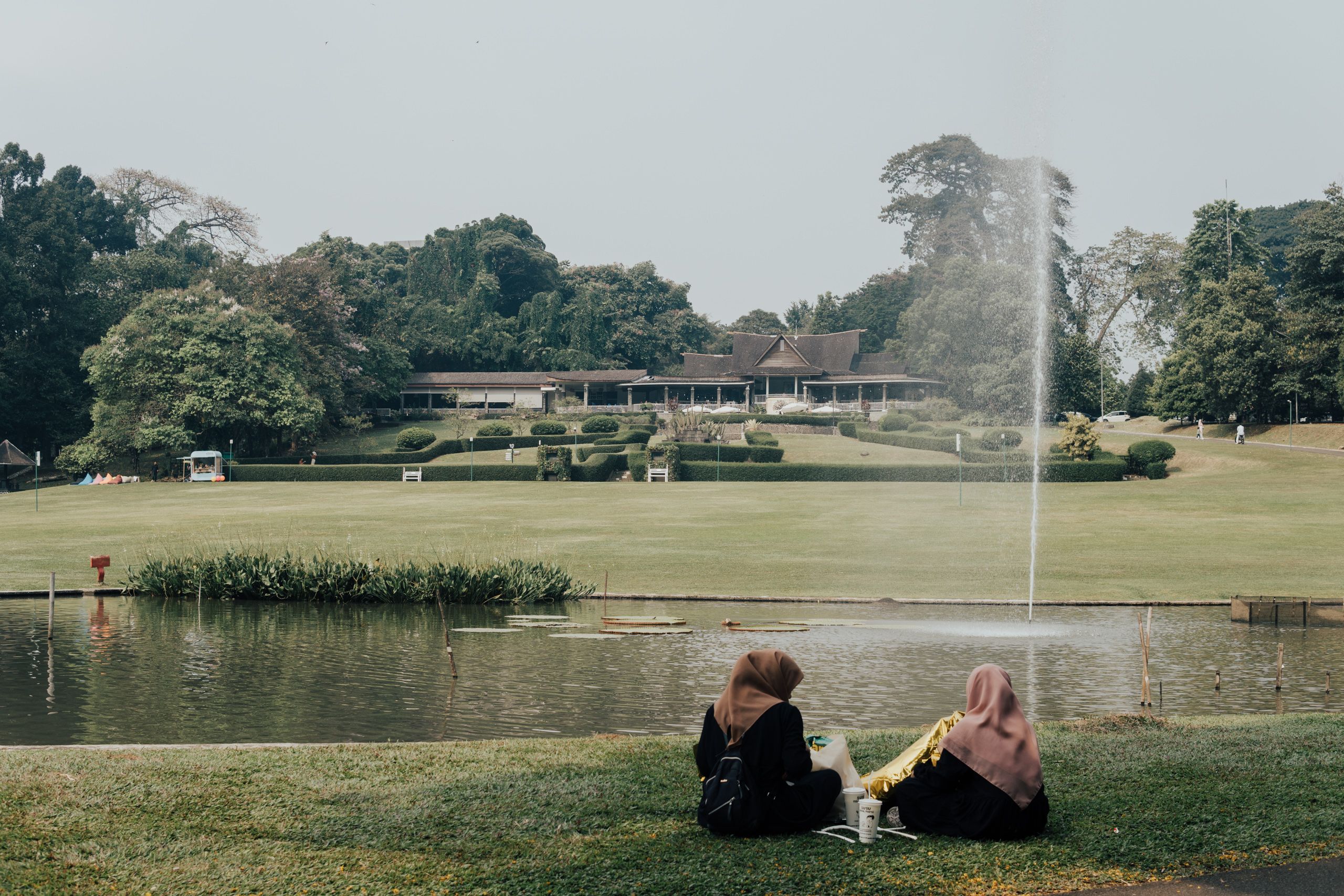 Water Fountain in the Middle of Pond · Free Stock Photo