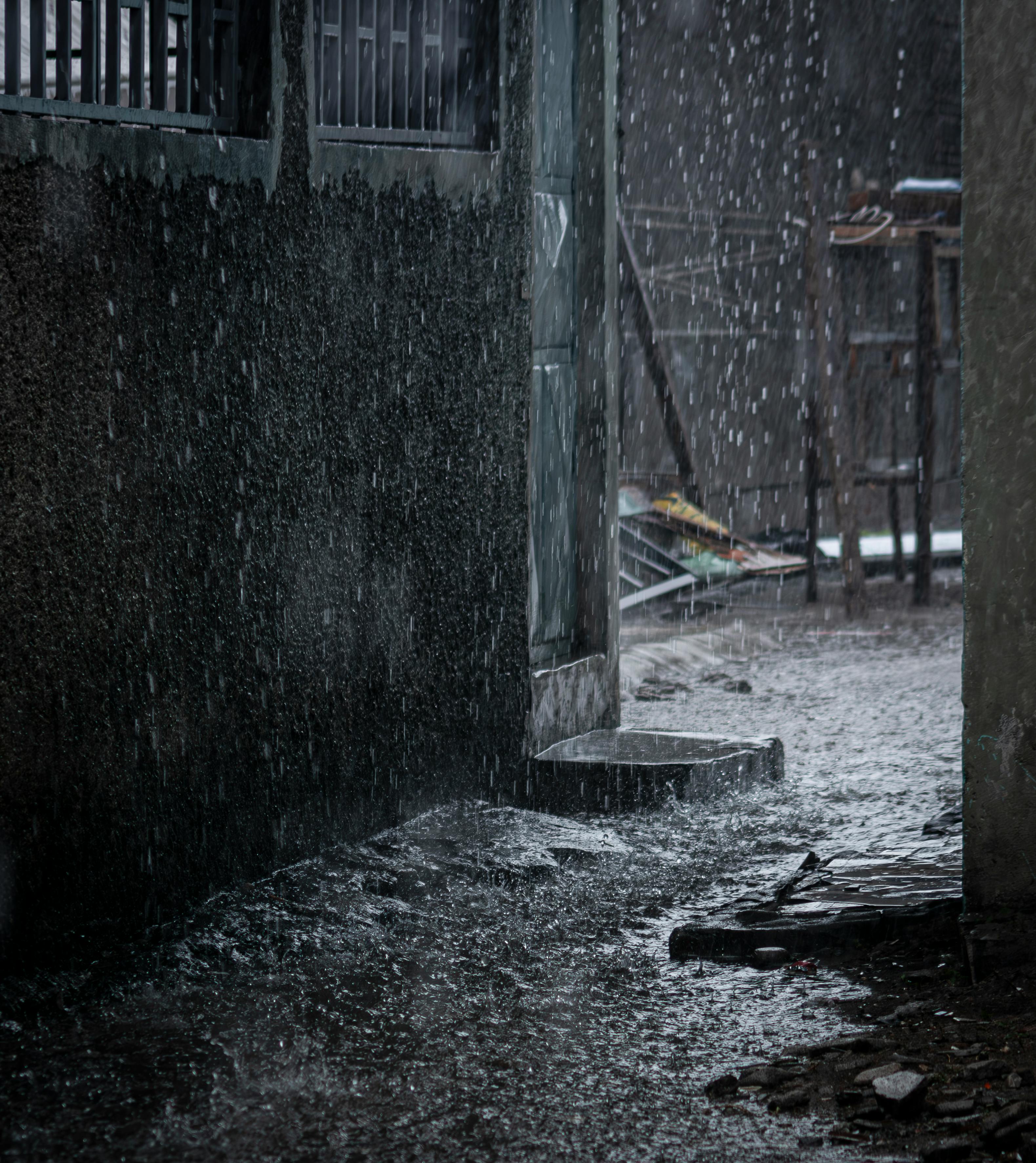 Dark Alley During the Rain · Free Stock Photo