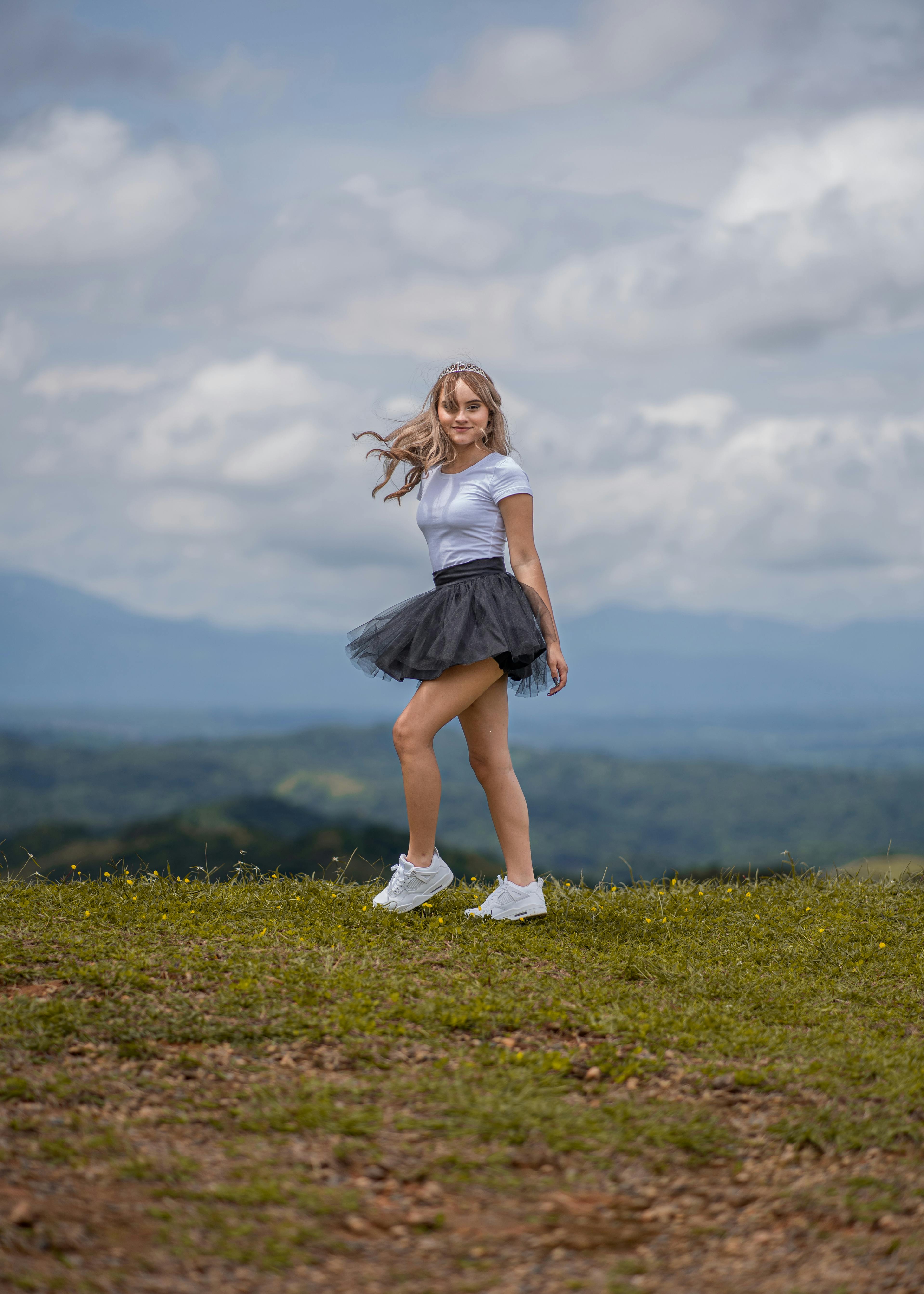 Foto de stock gratuita sobre adolescence, birthday, blonde, caminando, castle, cima de una ...