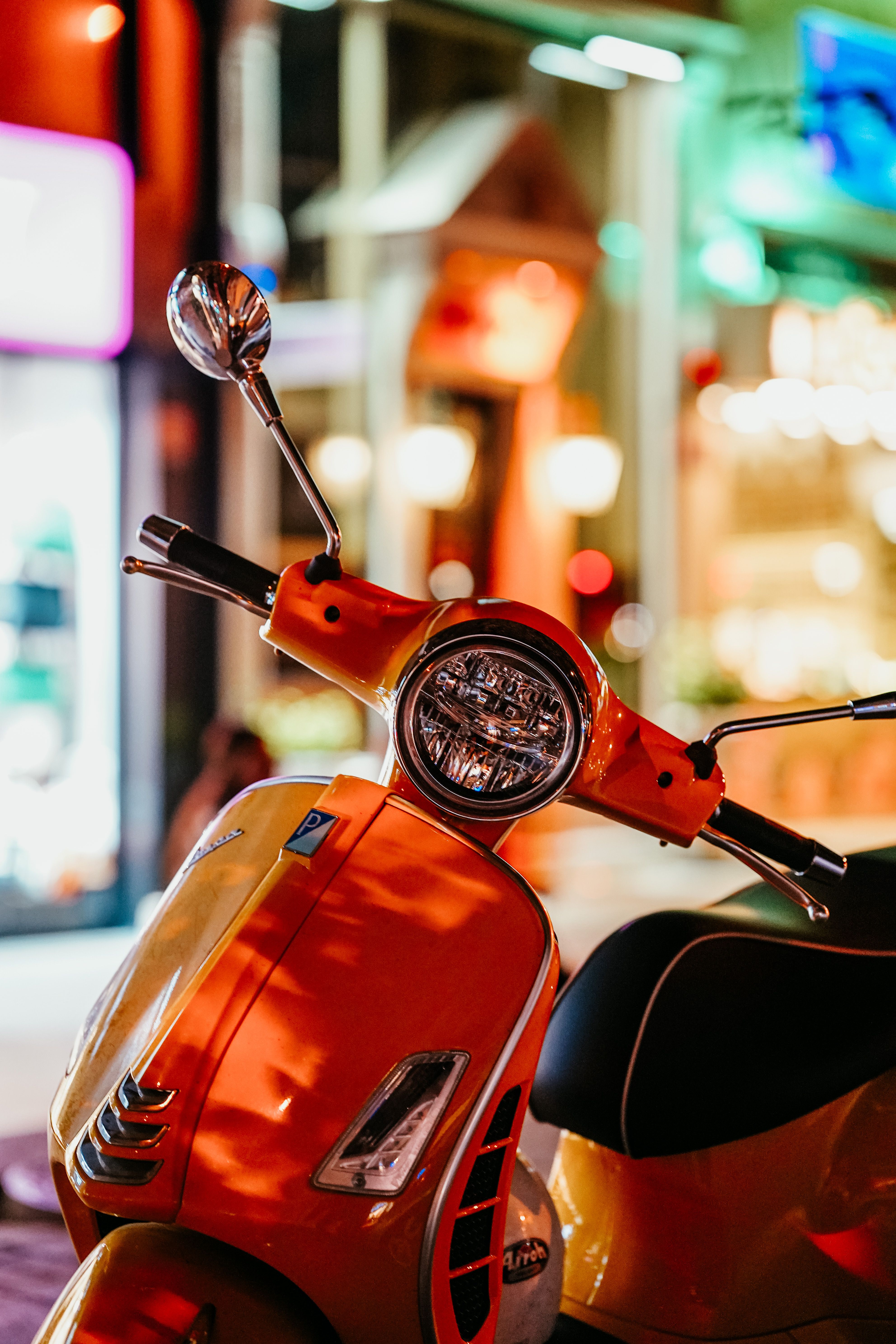 Old-fashioned Motor Scooter in City · Free Stock Photo