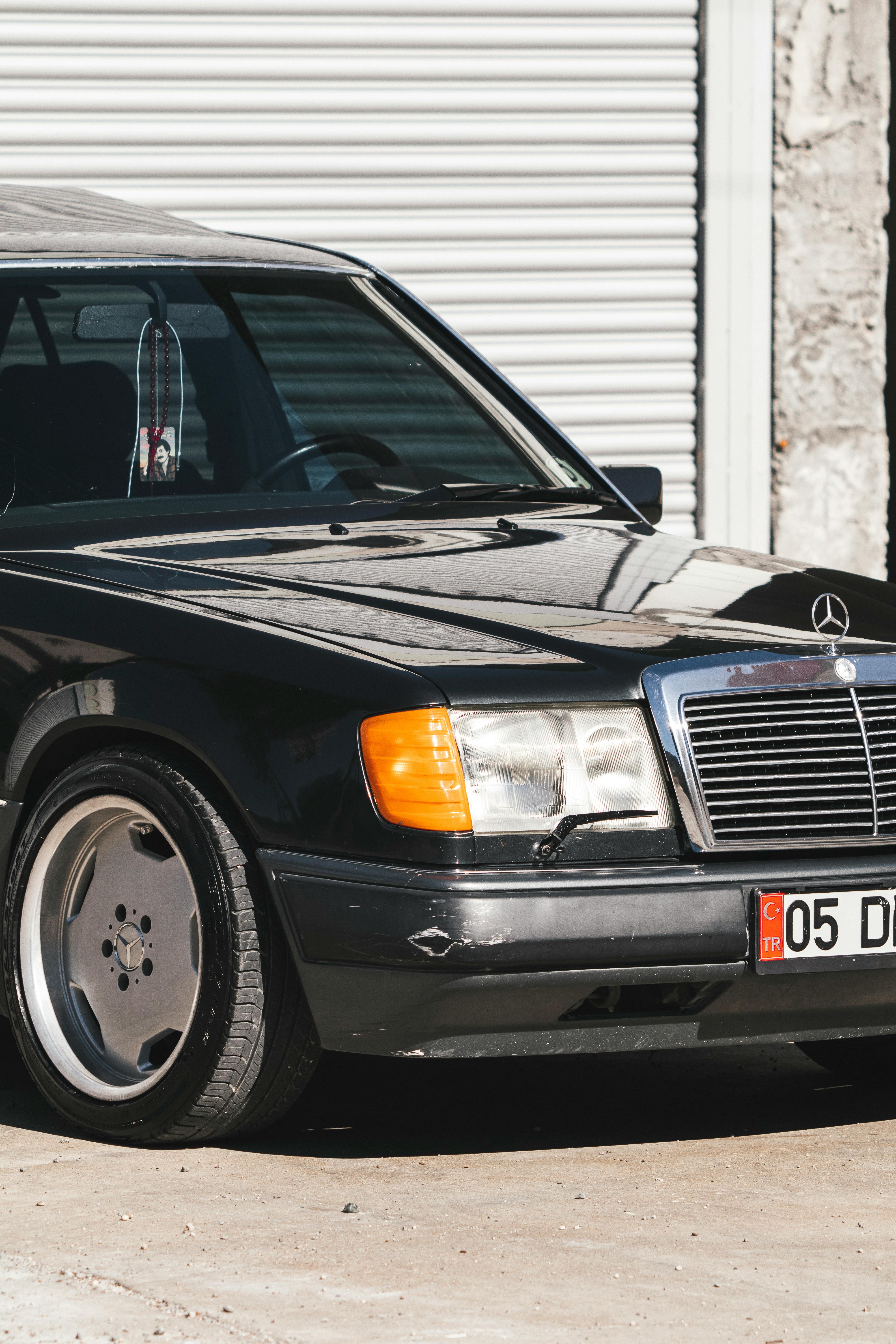 Dark green Mercedes · Free Stock Photo