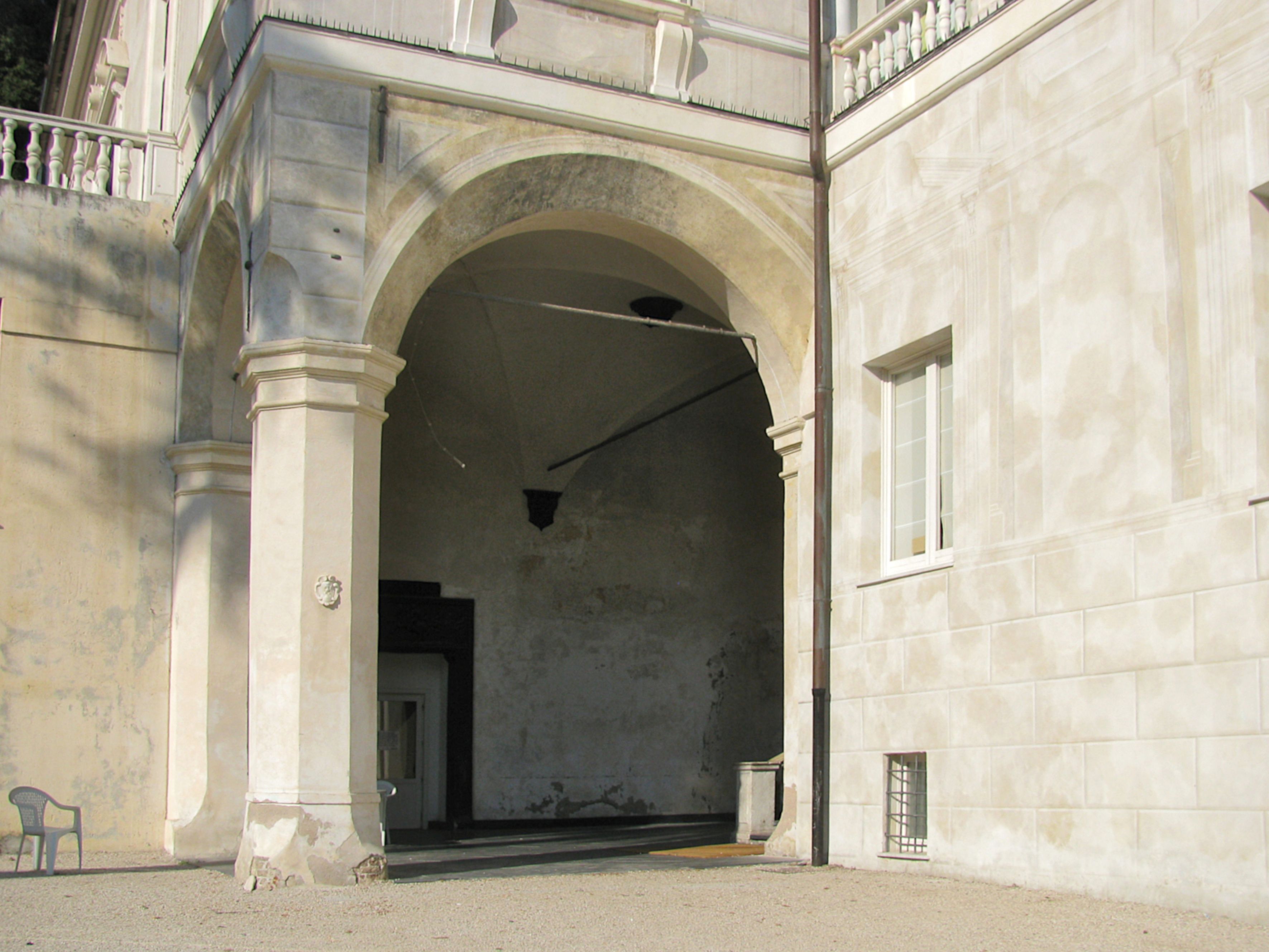 Arch in a Palace in Sunlight · Free Stock Photo