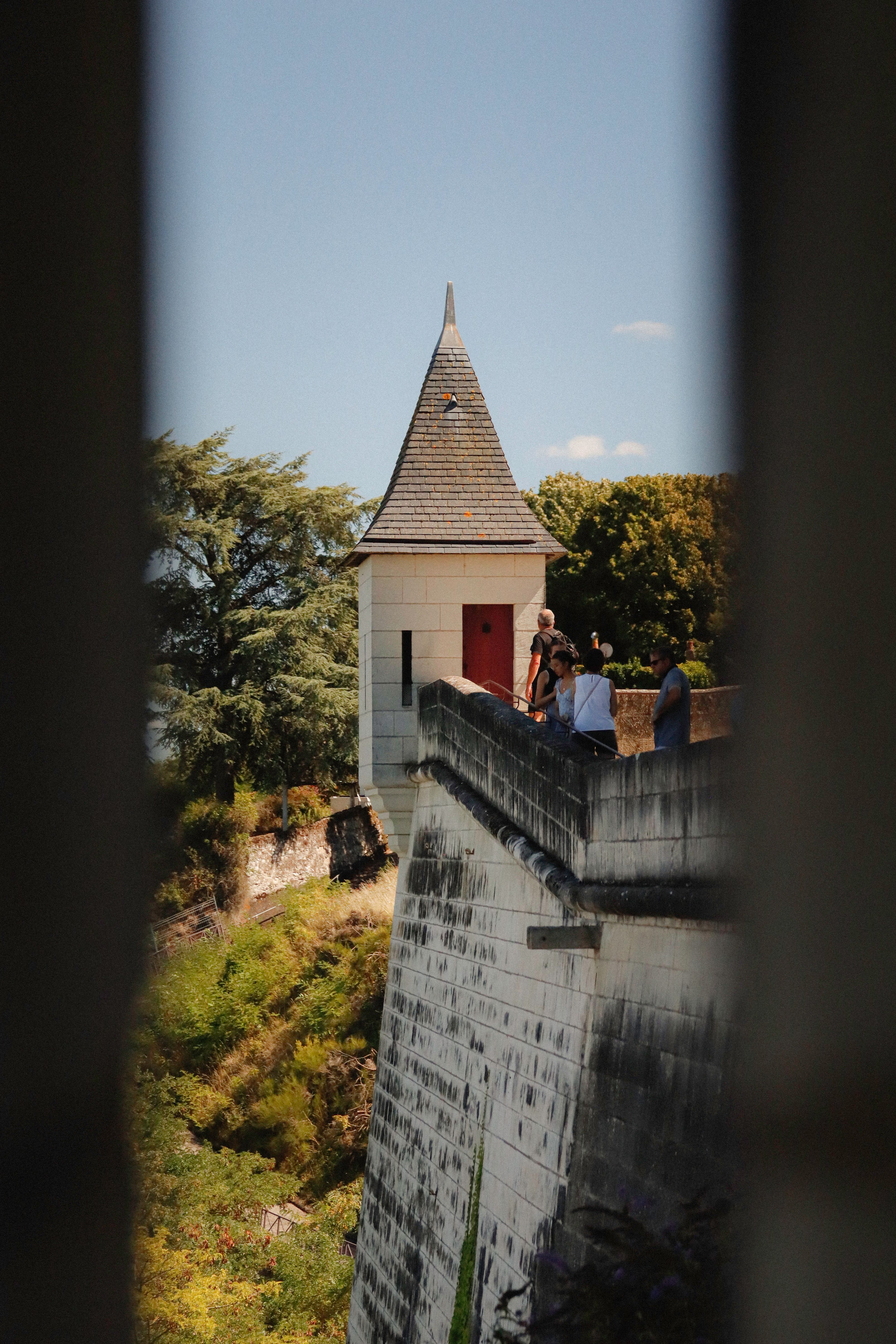 People on Castle Wall · Free Stock Photo