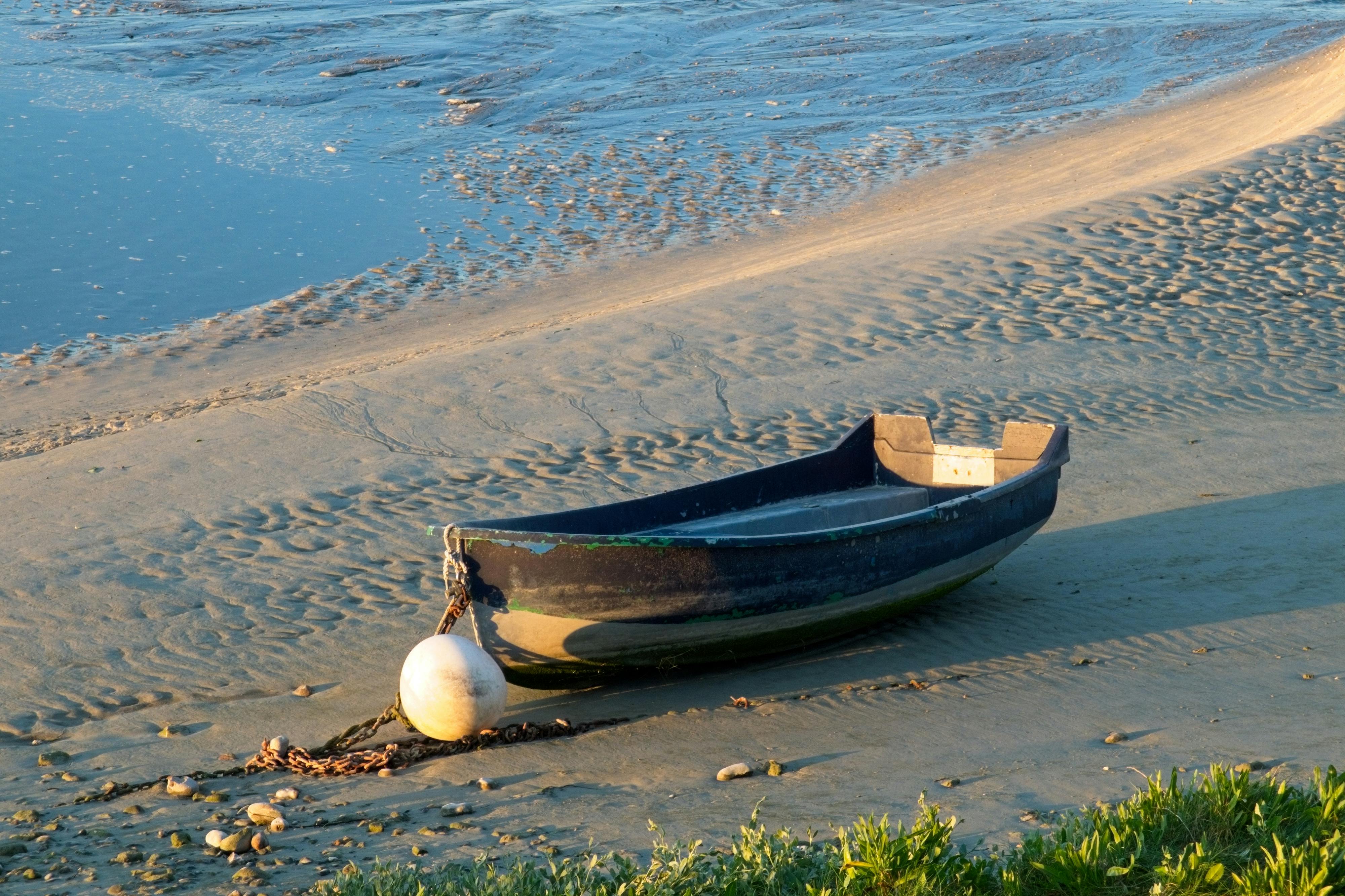 Empty Boat on Shore · Free Stock Photo