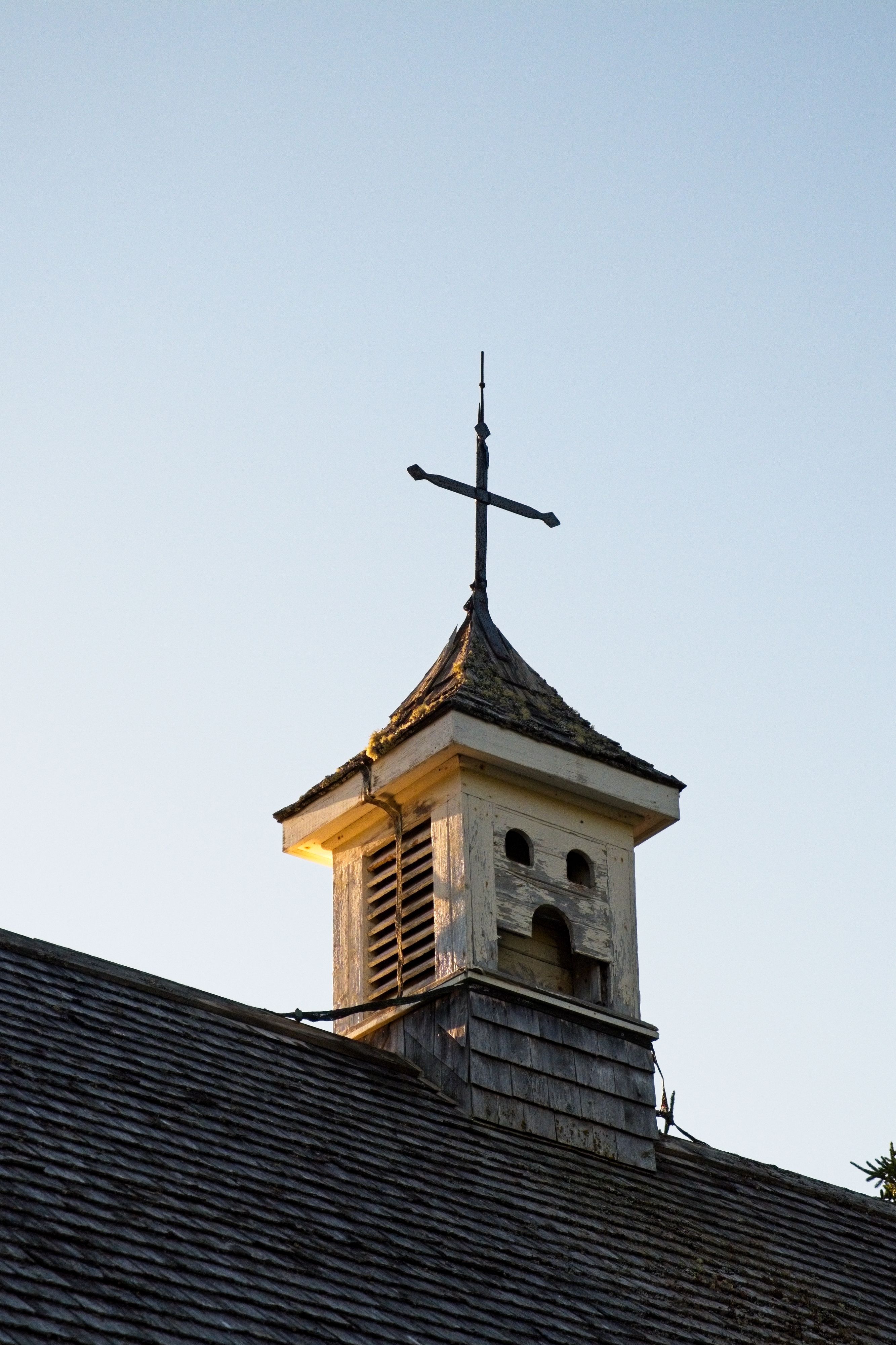 Cross on Rooftop · Free Stock Photo