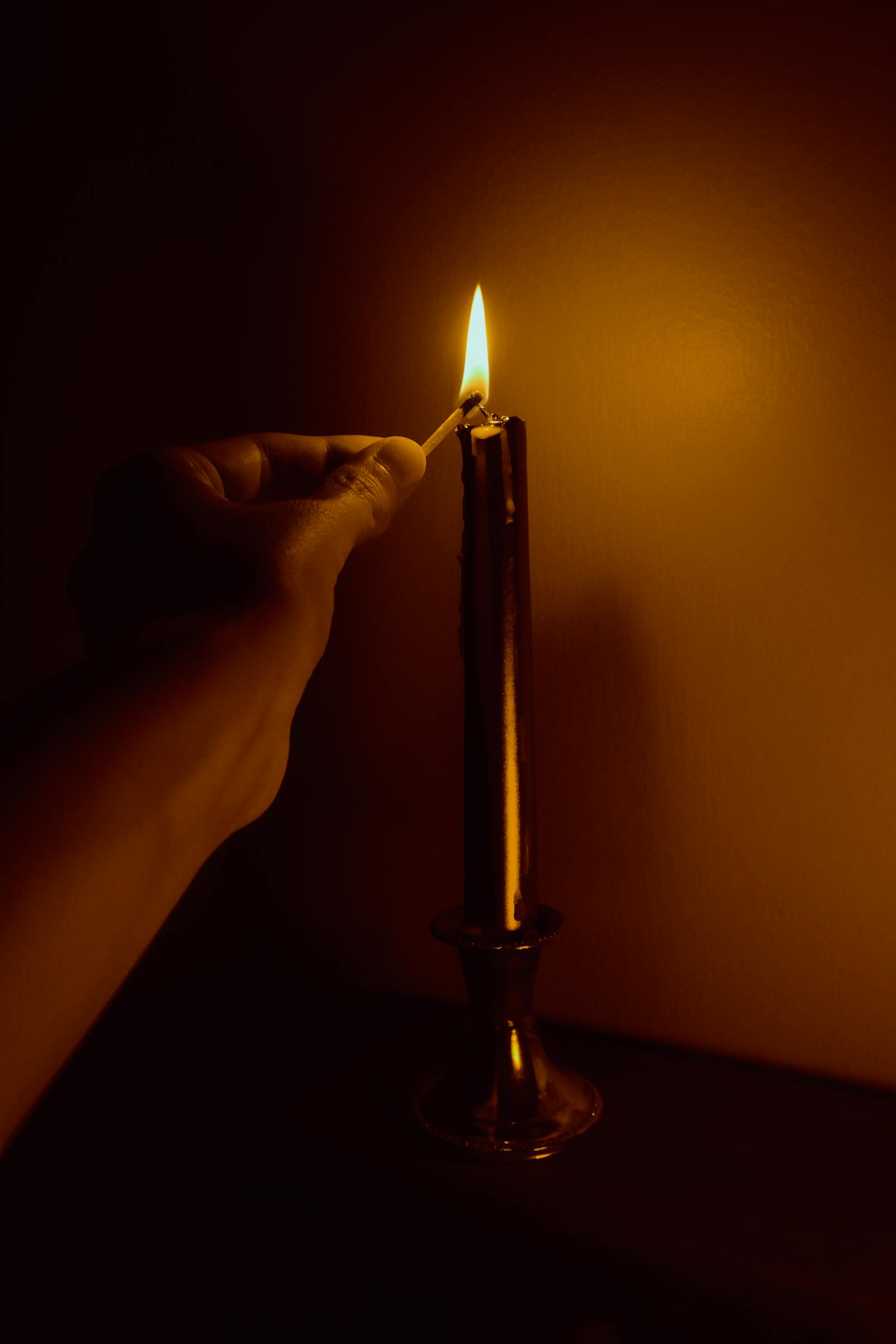 Lighting Candle In Dark Photos, Download The BEST Free Lighting Candle ...