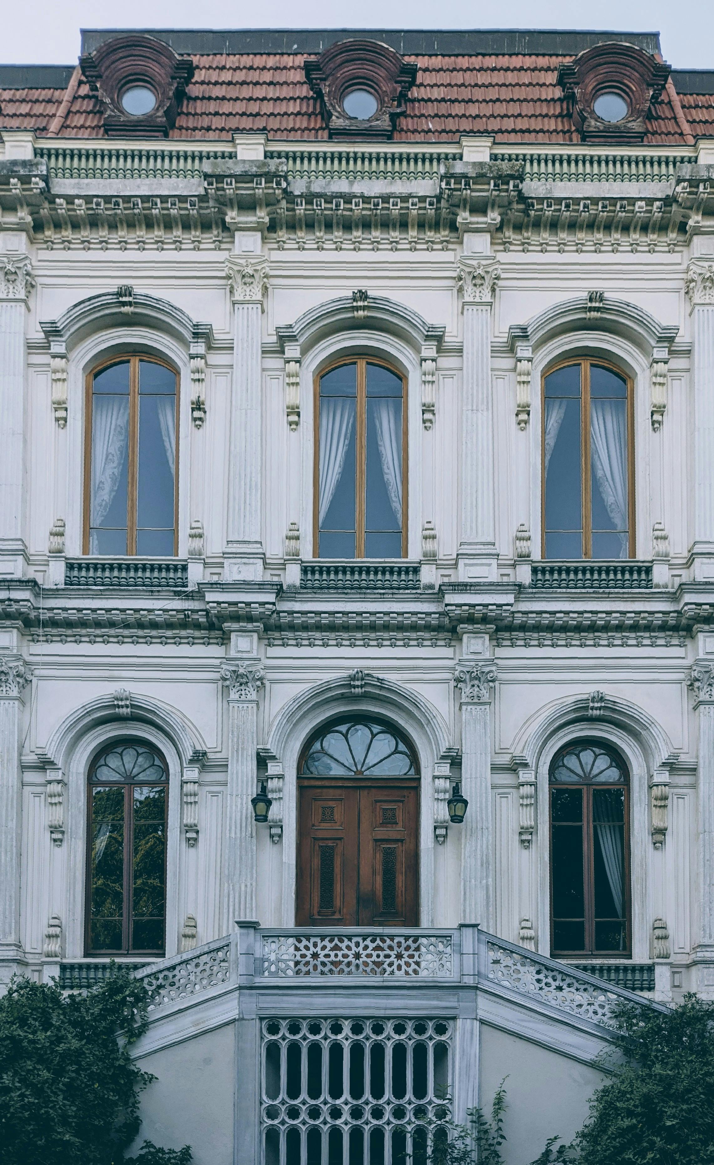 A large white building with windows and a balcony · Free Stock Photo