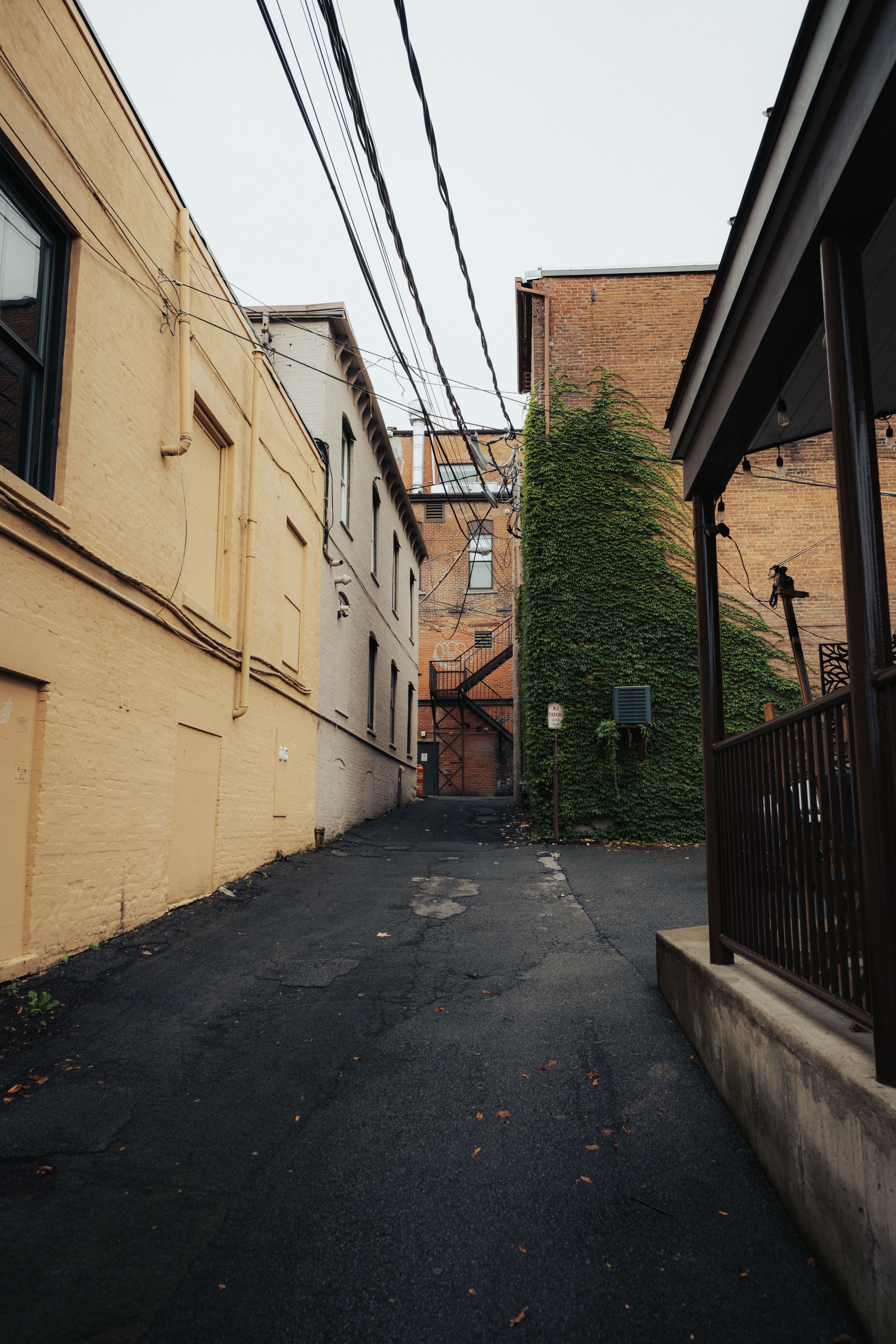 A narrow alley with a building on both sides · Free Stock Photo