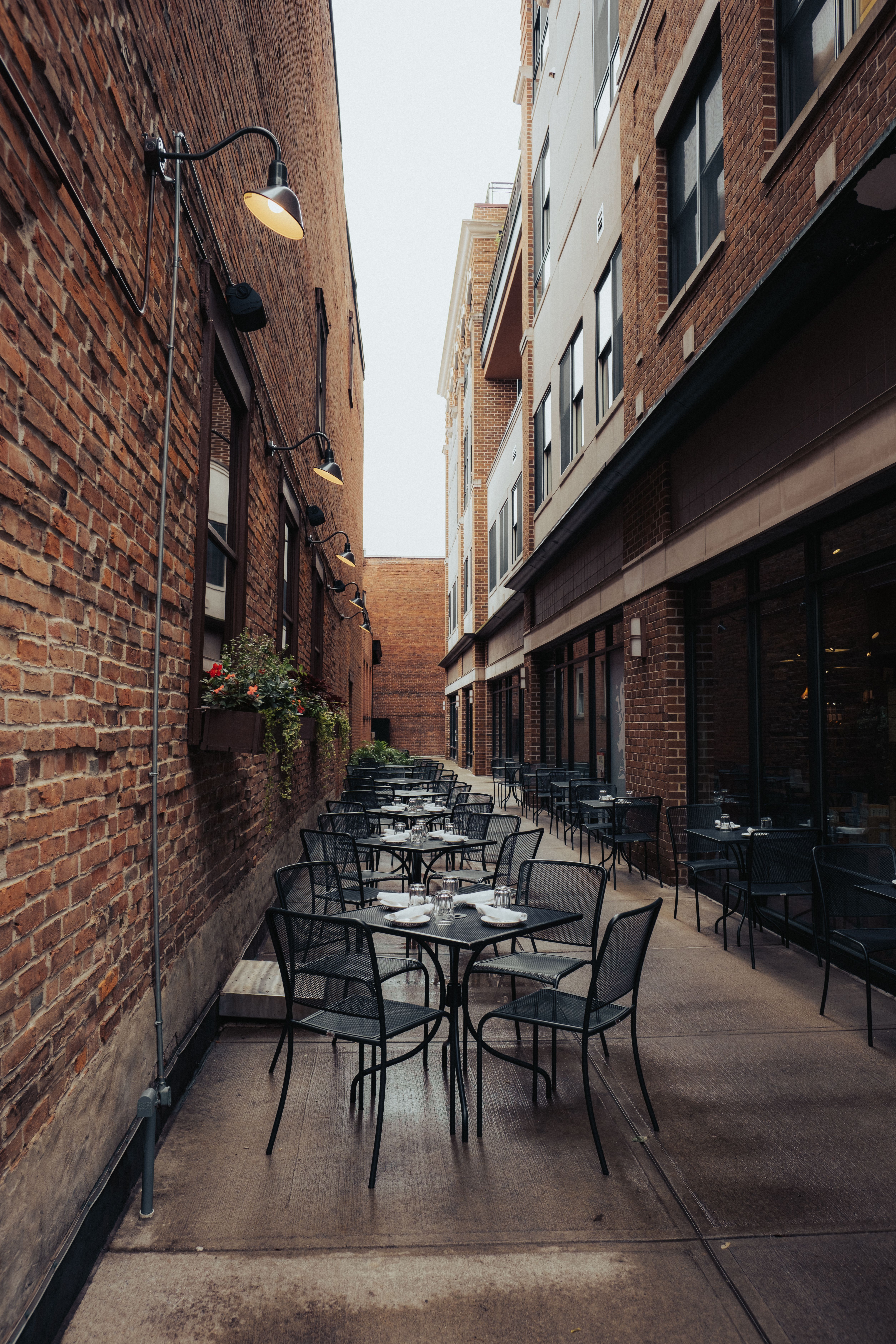 Cafe in Narrow Street · Free Stock Photo
