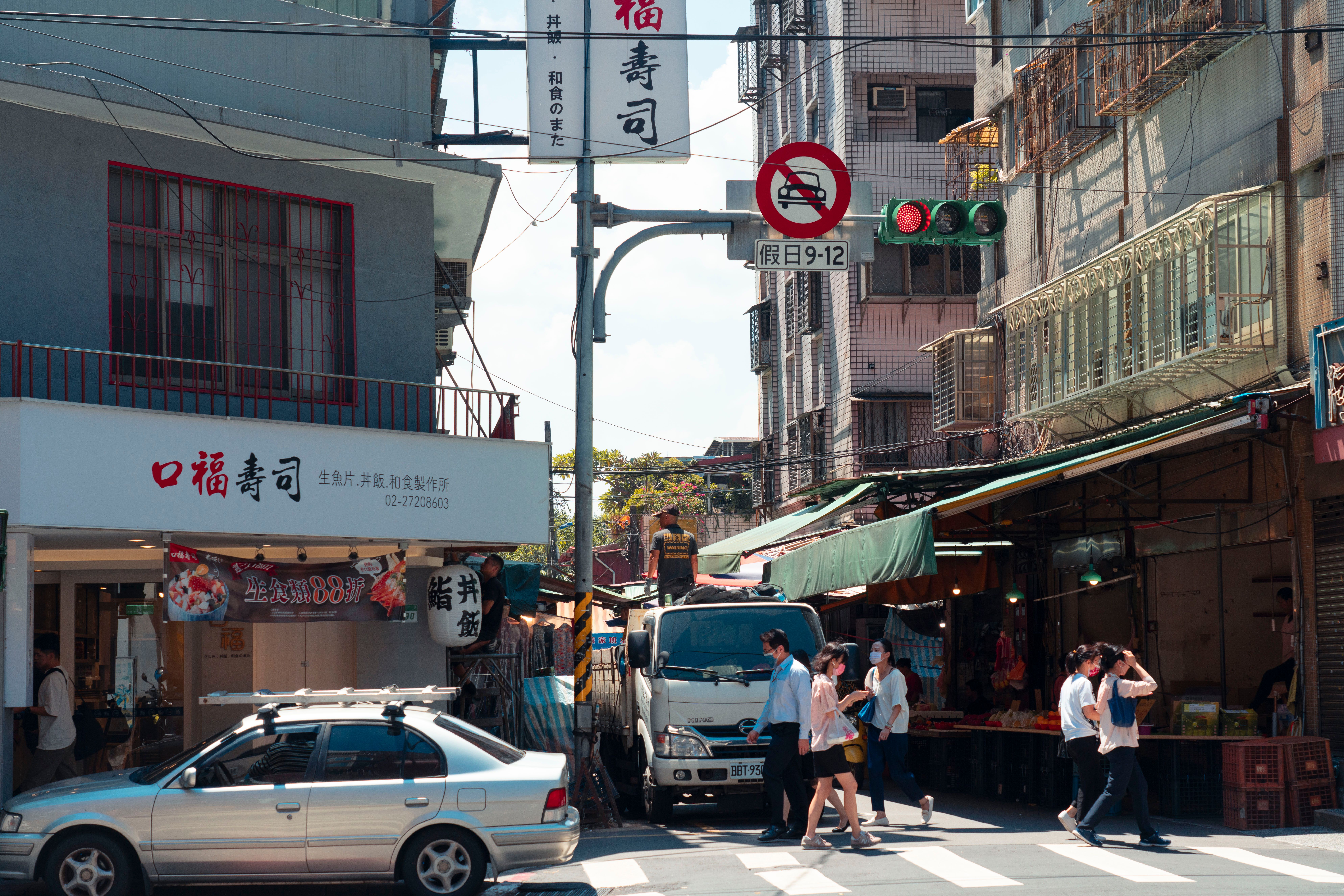 Crosswalk in City · Free Stock Photo