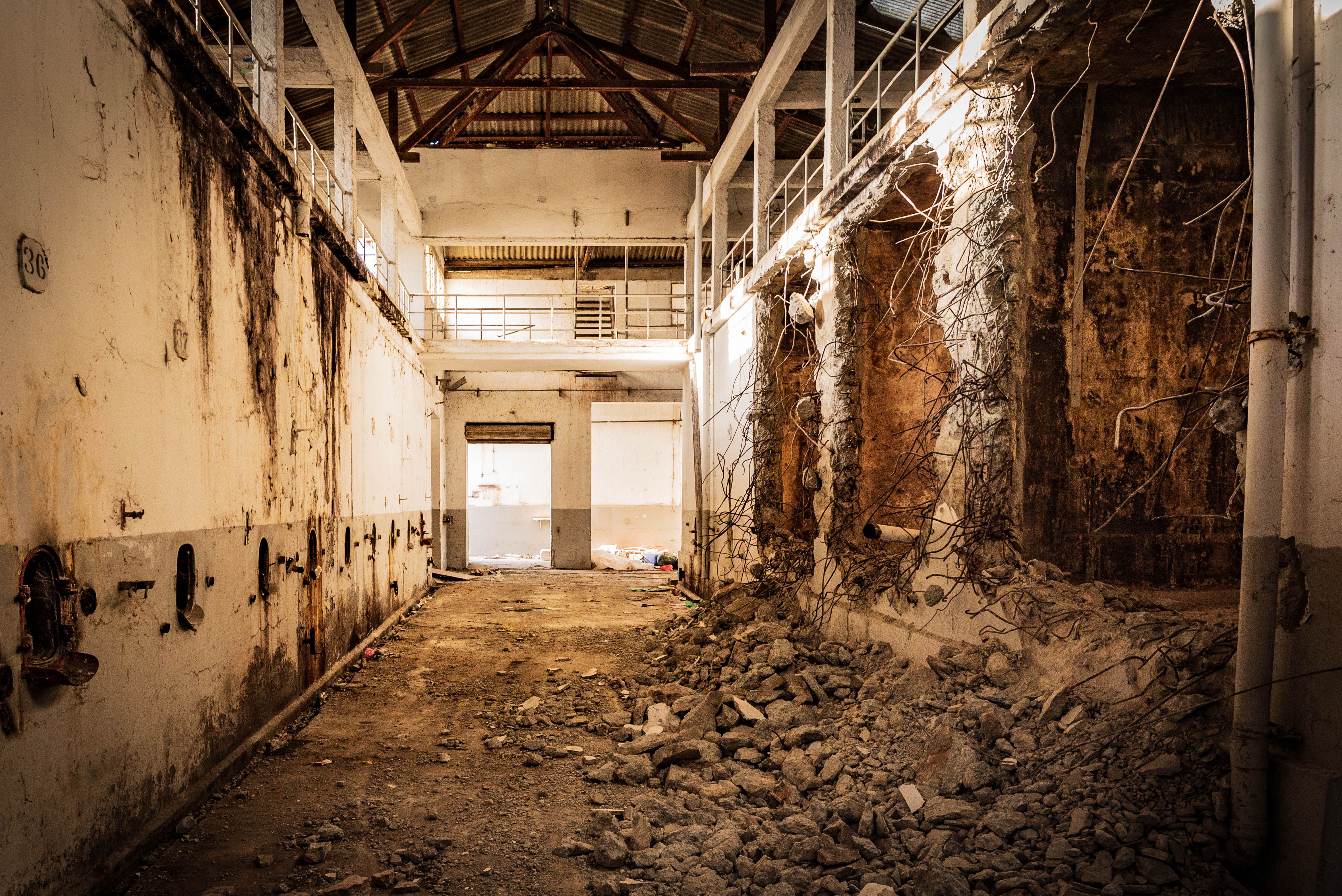 Broken Walls in Decrepit Building · Free Stock Photo