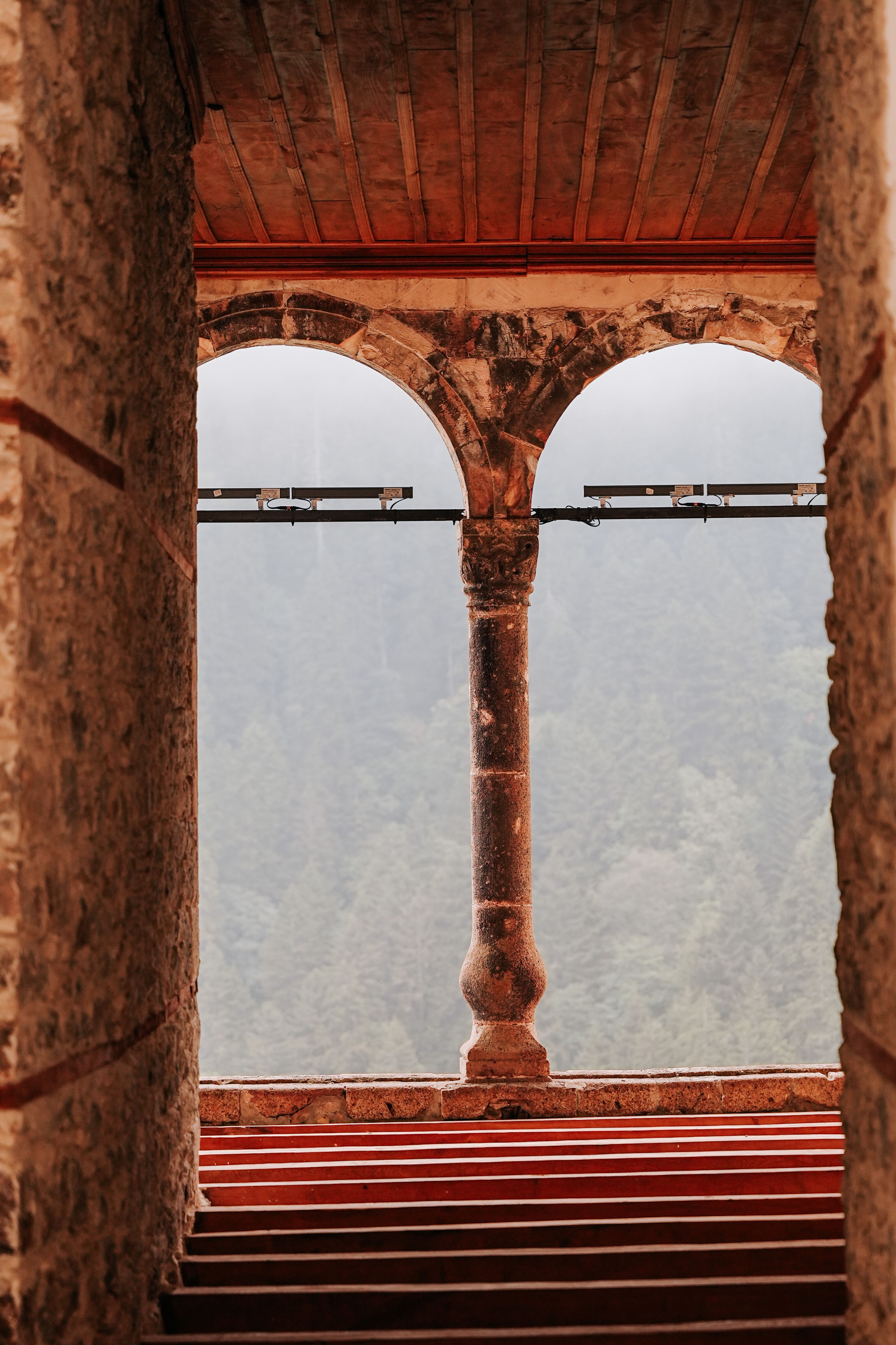 Arches between Columns Overlooking Mountainside · Free Stock Photo