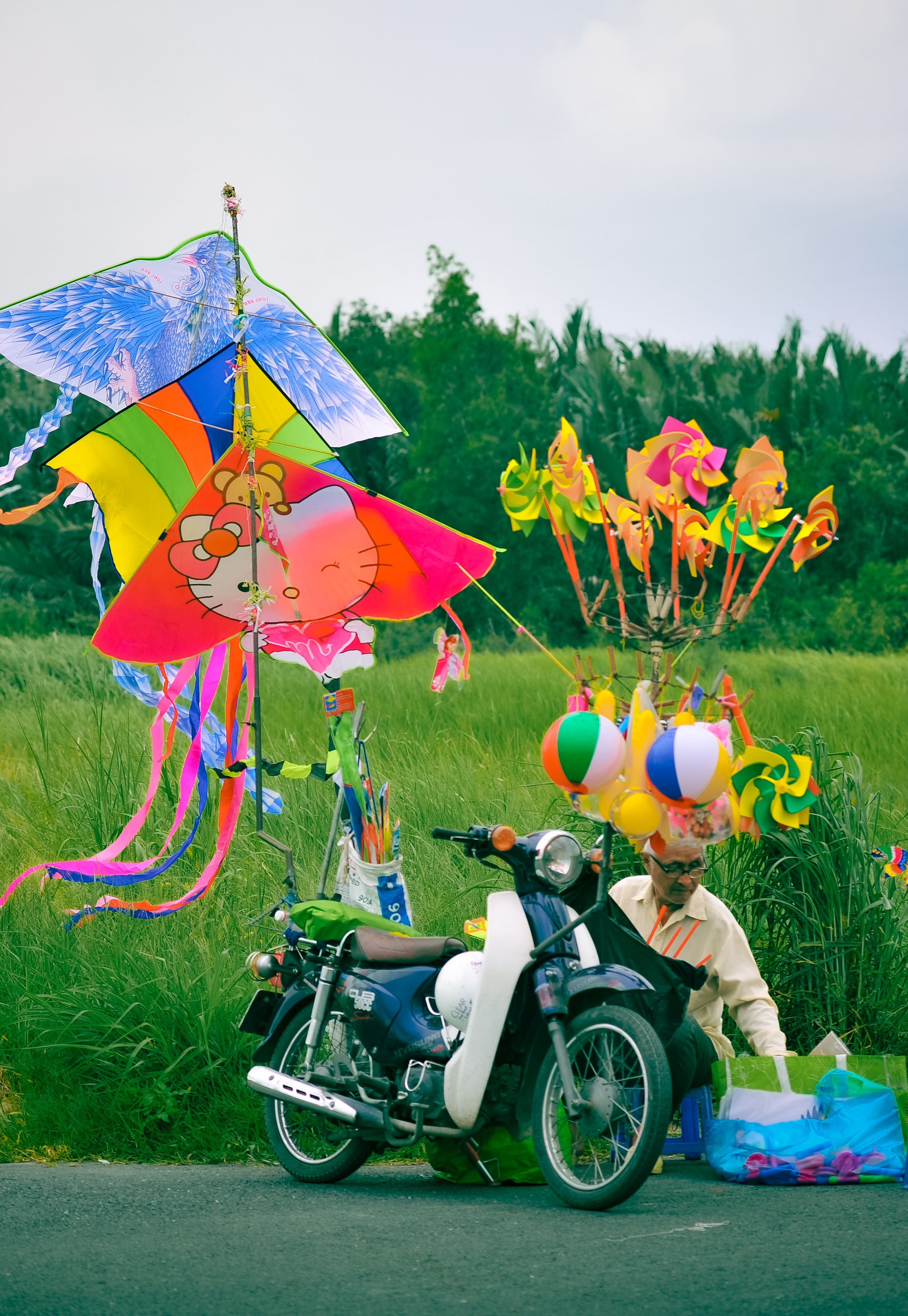 Selling Kites Photos, Download The BEST Free Selling Kites Stock Photos ...