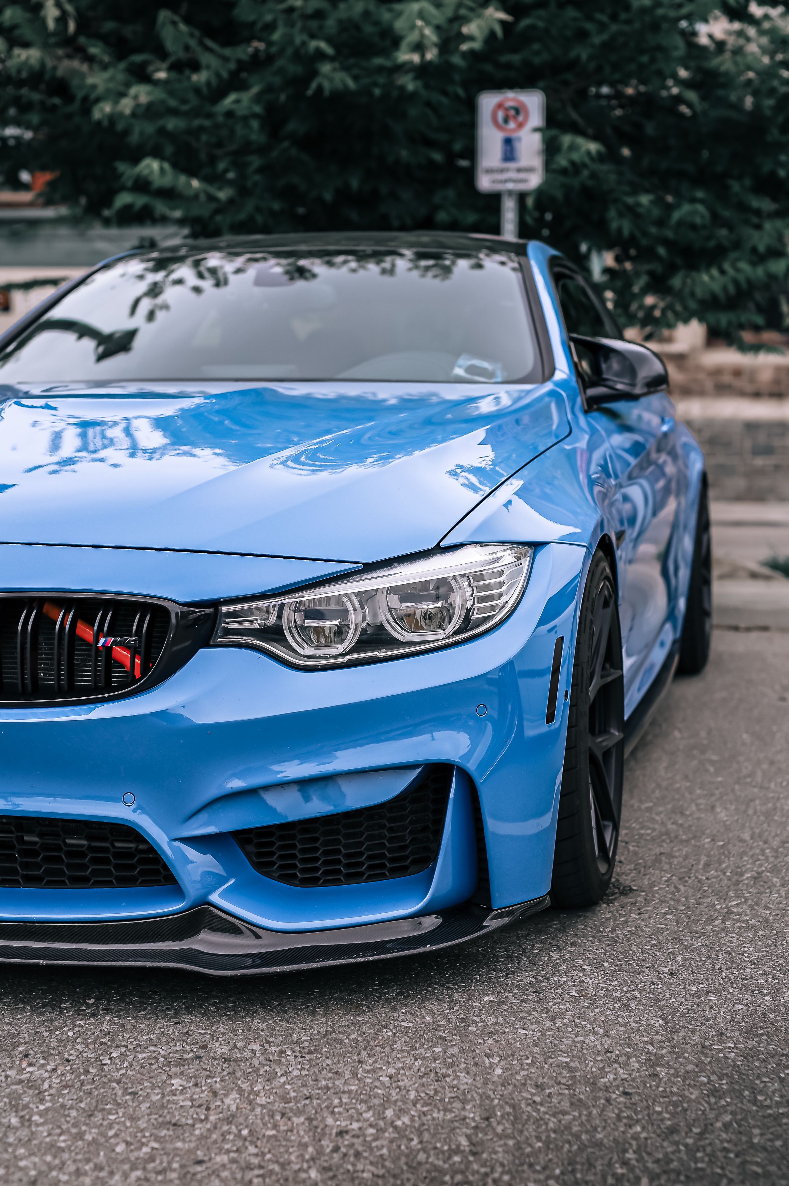Um Bmw M4 Azul No Estacionamento · Foto profissional gratuita