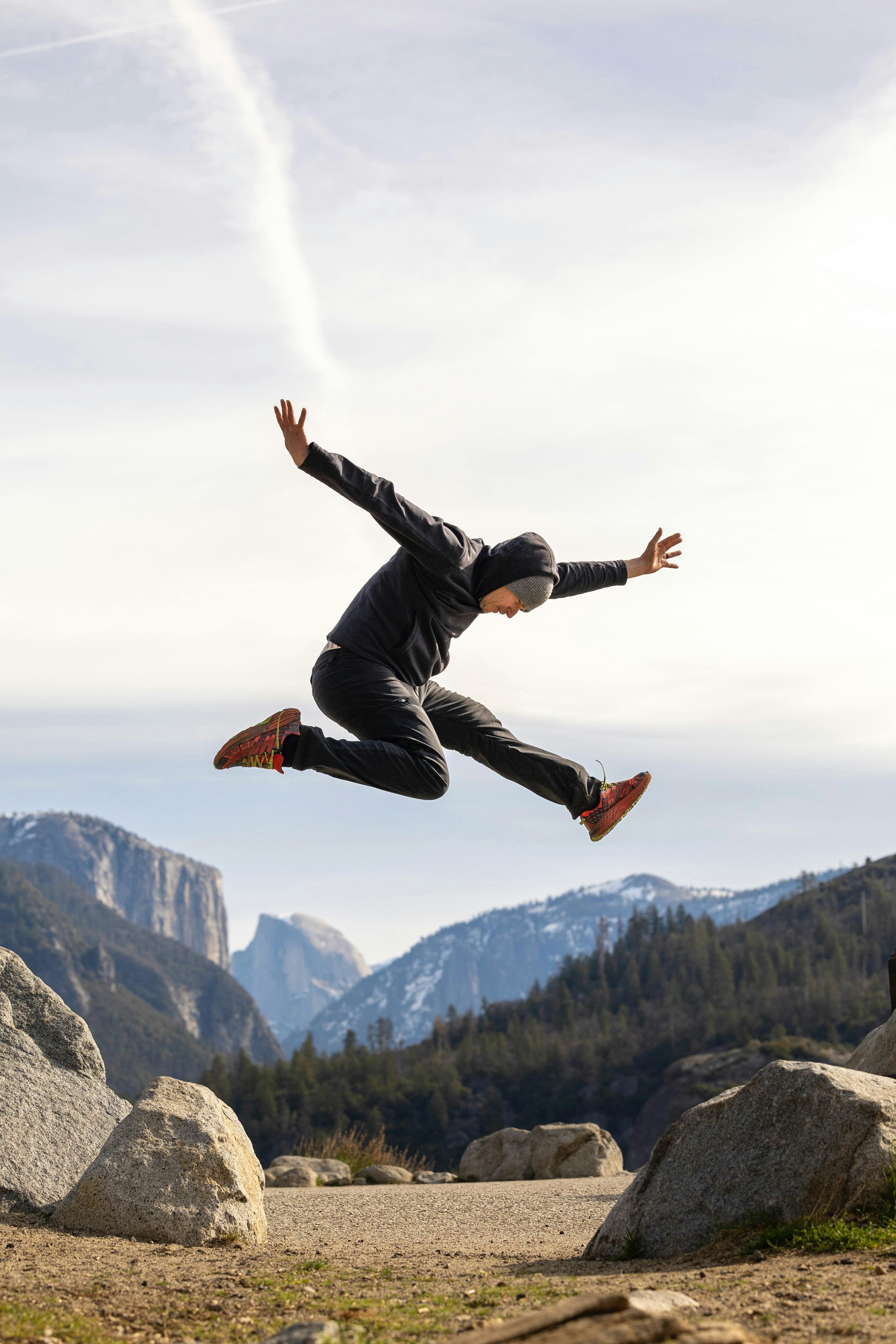 Couple Holding Hands while Jumping to River · Free Stock Photo
