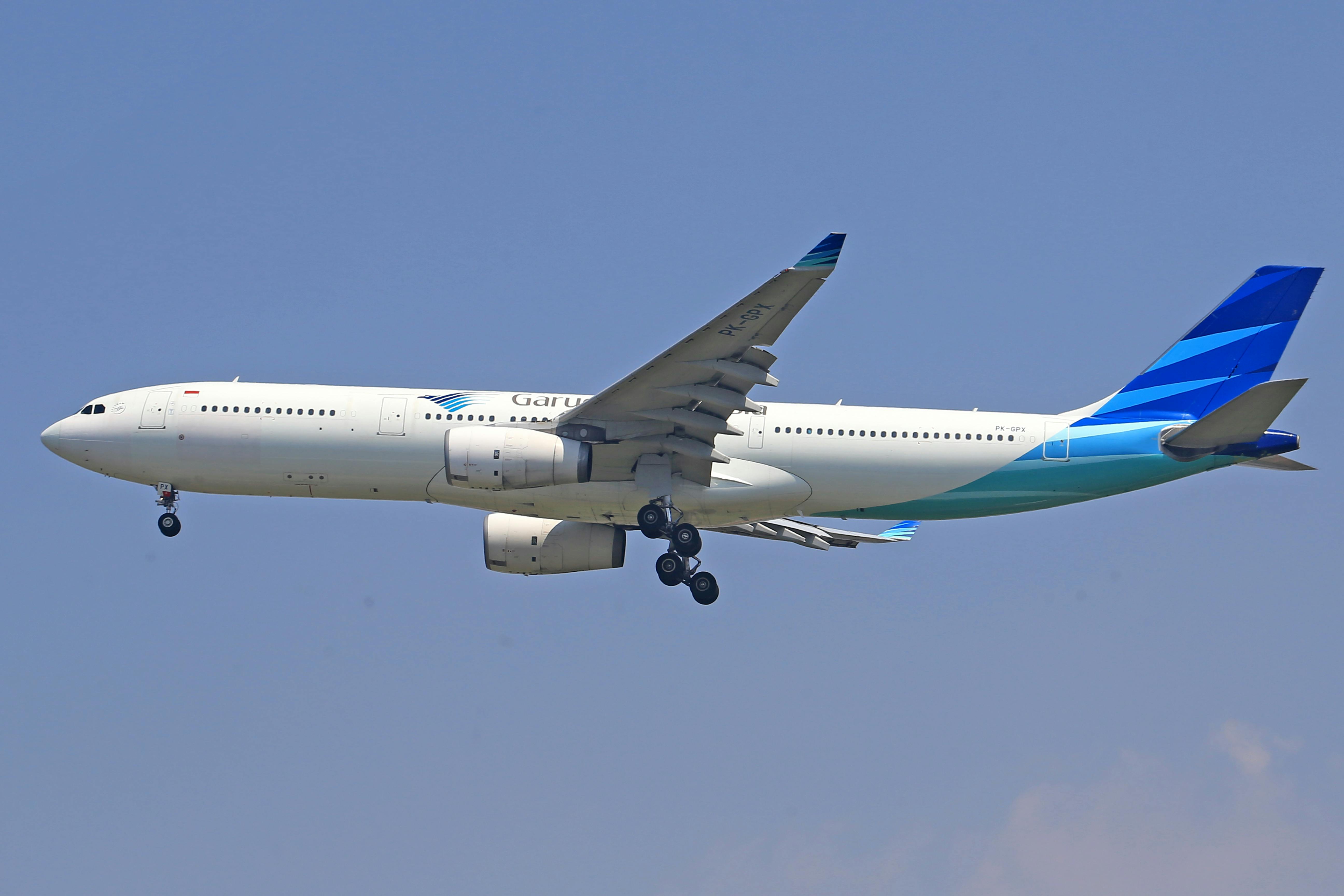 Airplane Flying in the Sky · Free Stock Photo