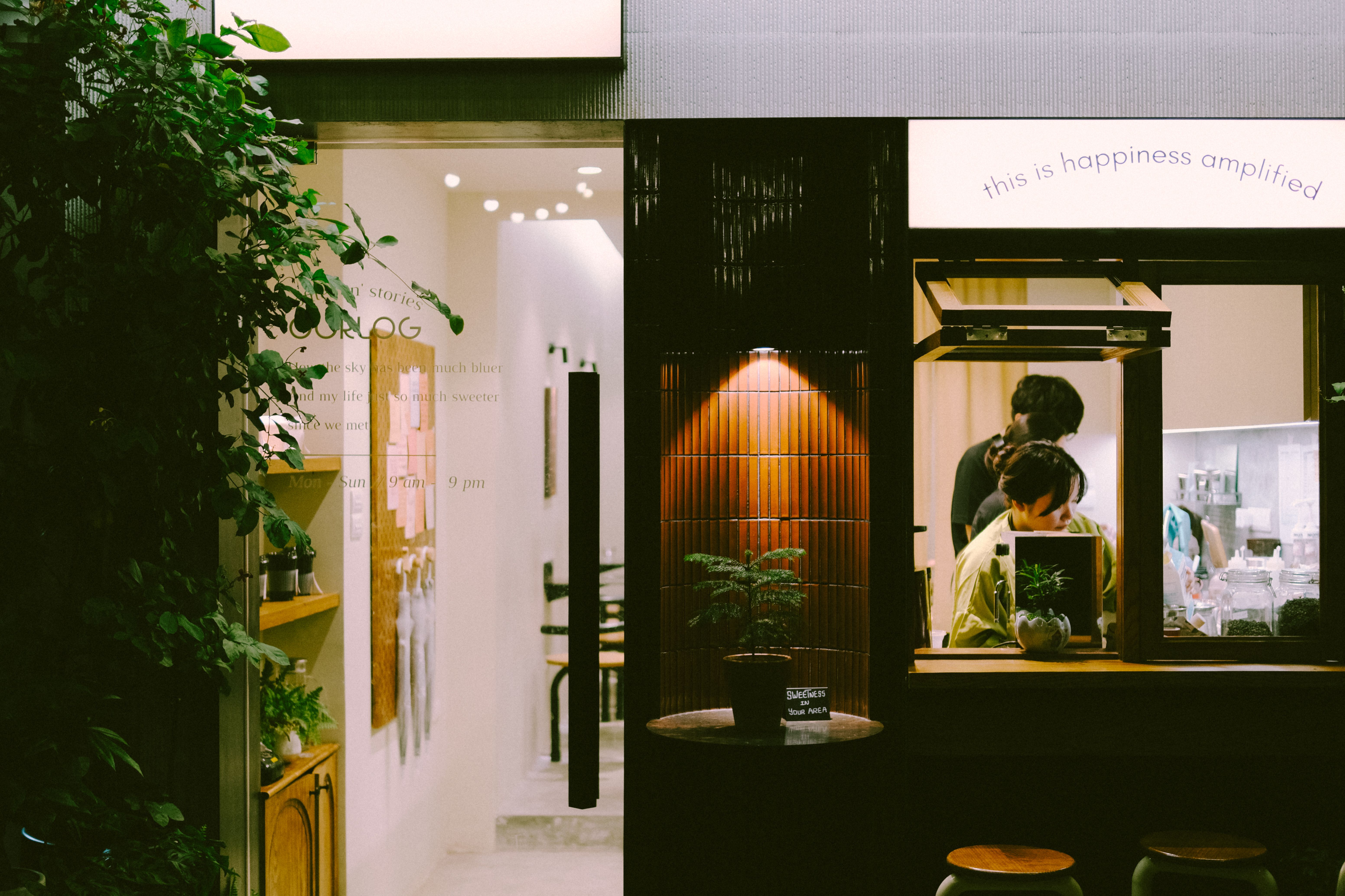 Entrance to Cafe · Free Stock Photo