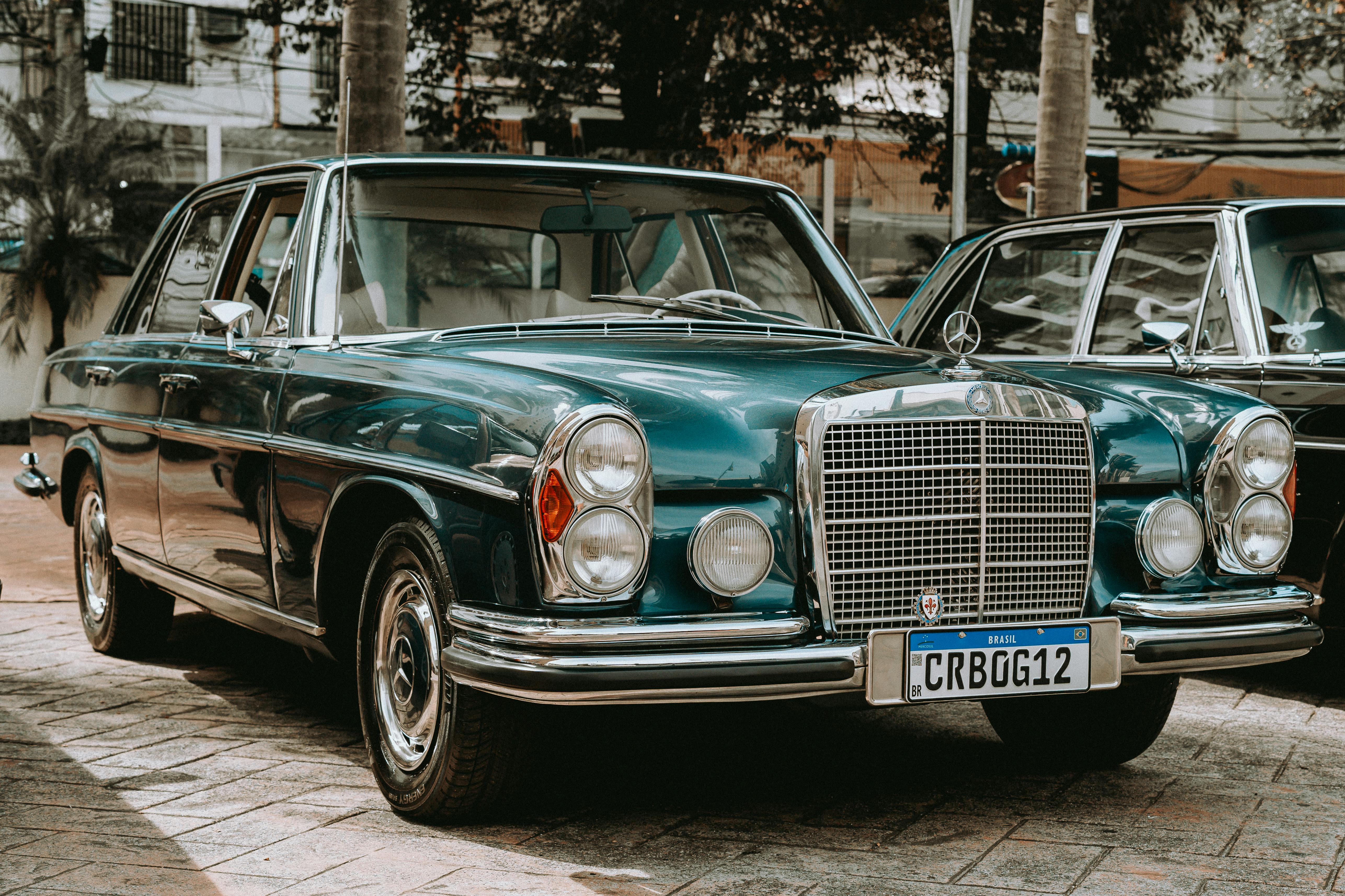 Old-fashioned Luxury Car · Free Stock Photo