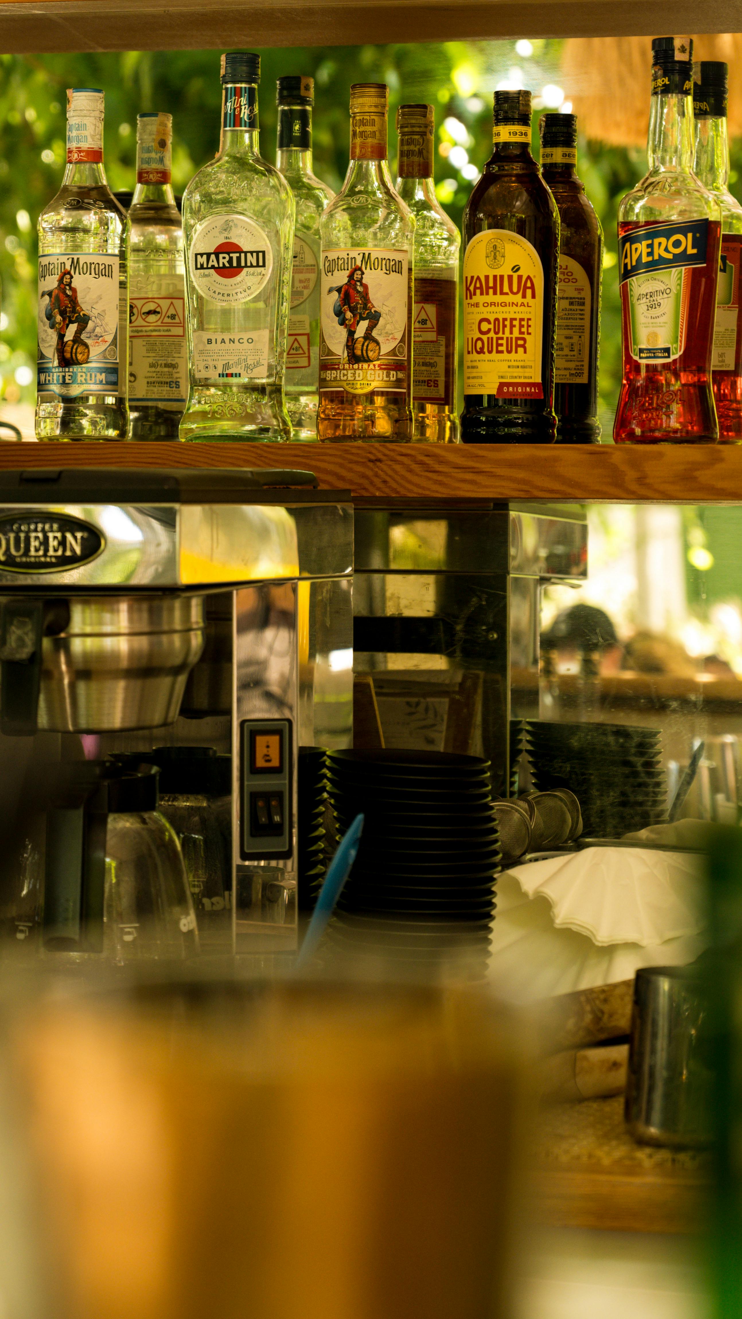 Botellas De Alcohol En Un Bar · Foto de stock gratuita