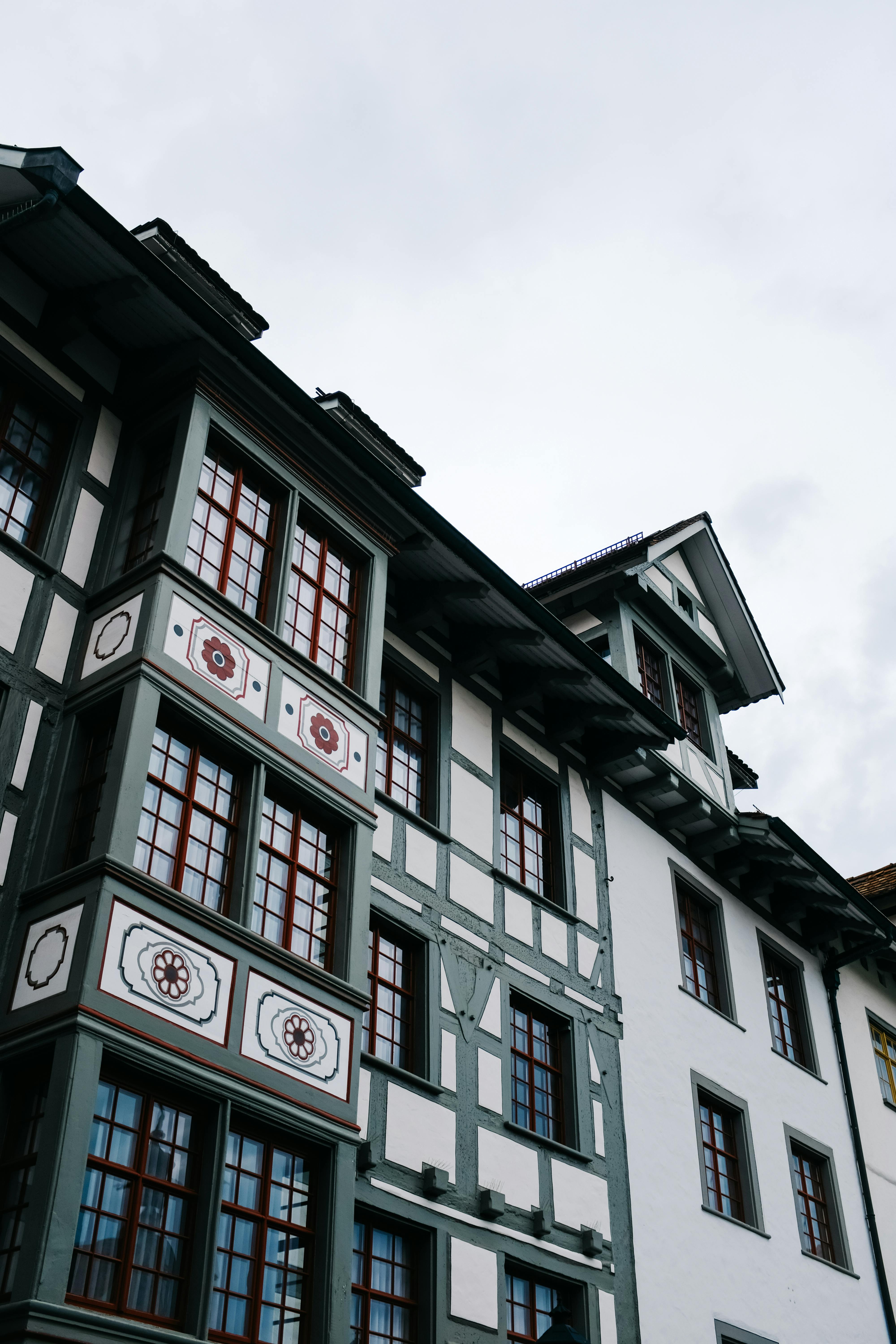 Traditional House by the Street · Free Stock Photo