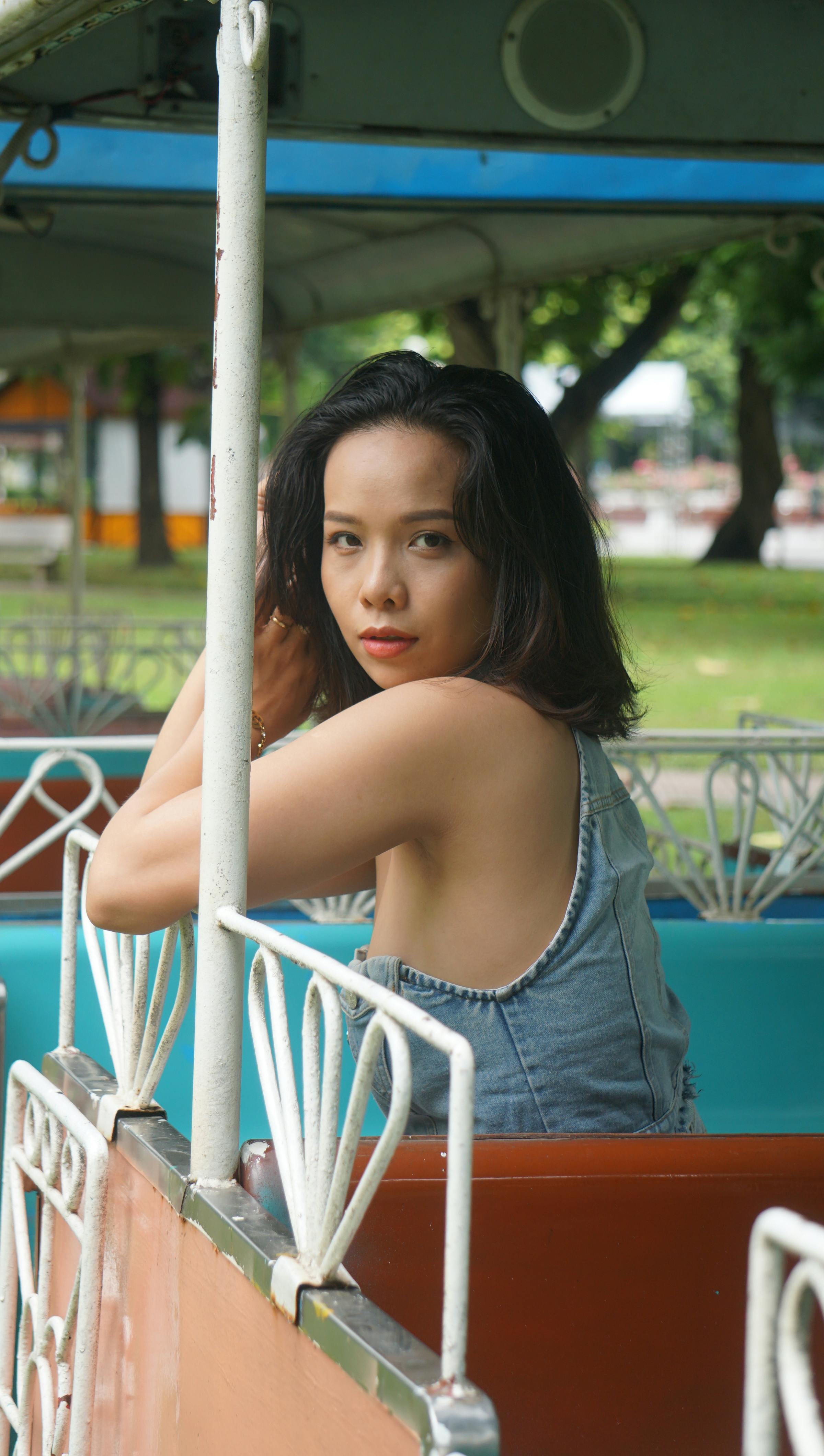 Mujer Sentada Y Posando En El Parque · Foto de stock gratuita