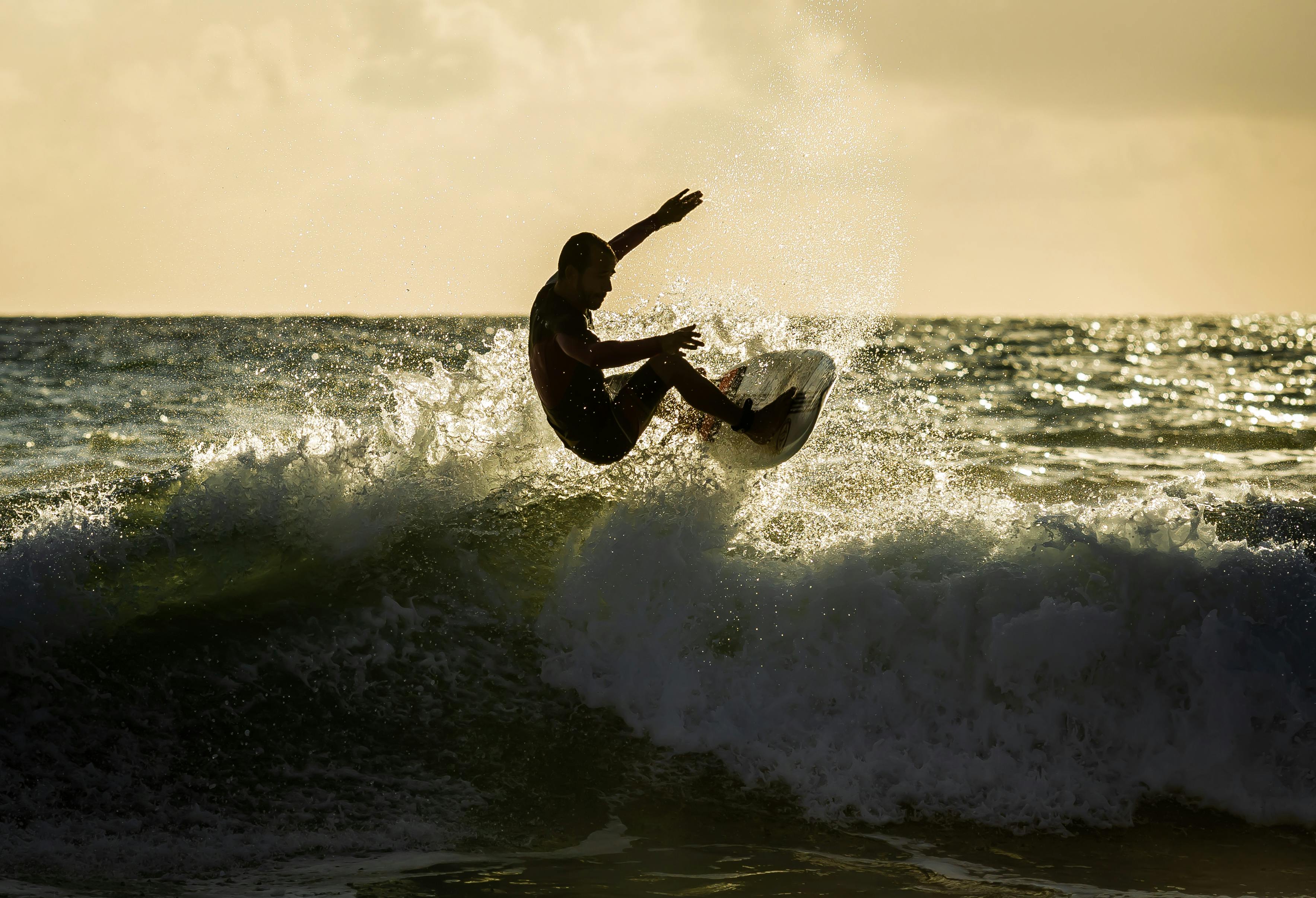 Homem Surfando · Foto profissional gratuita